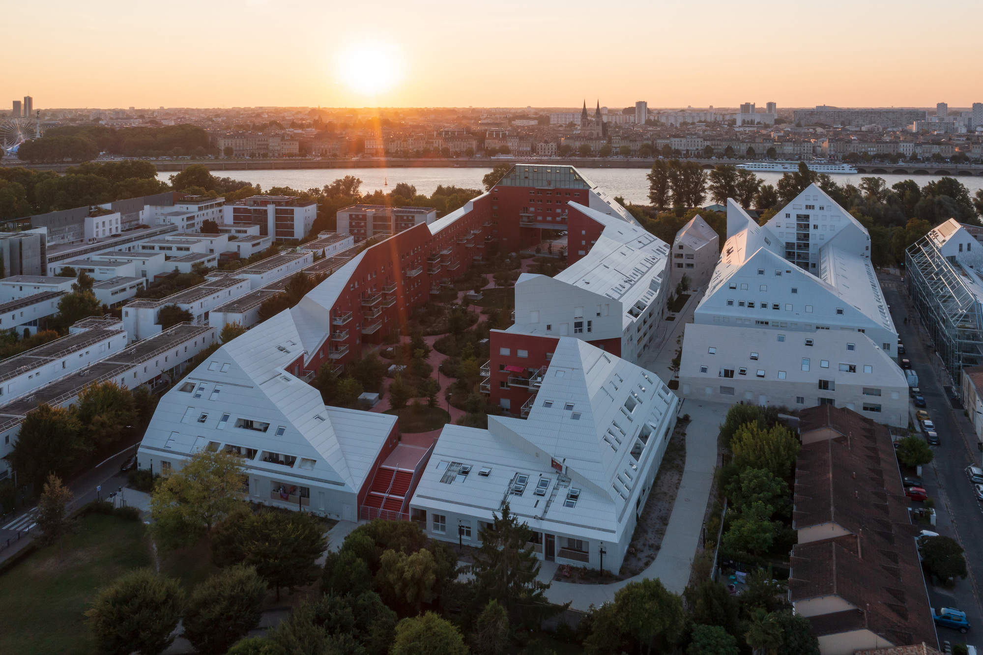 Gallery of Ilot Queyries Apartment Building / MVRDV - 9
