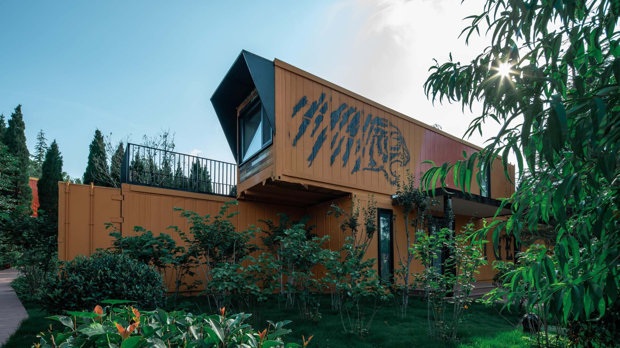 Gallery of Travelers Container Hostel / Qishe Architectural Design ...