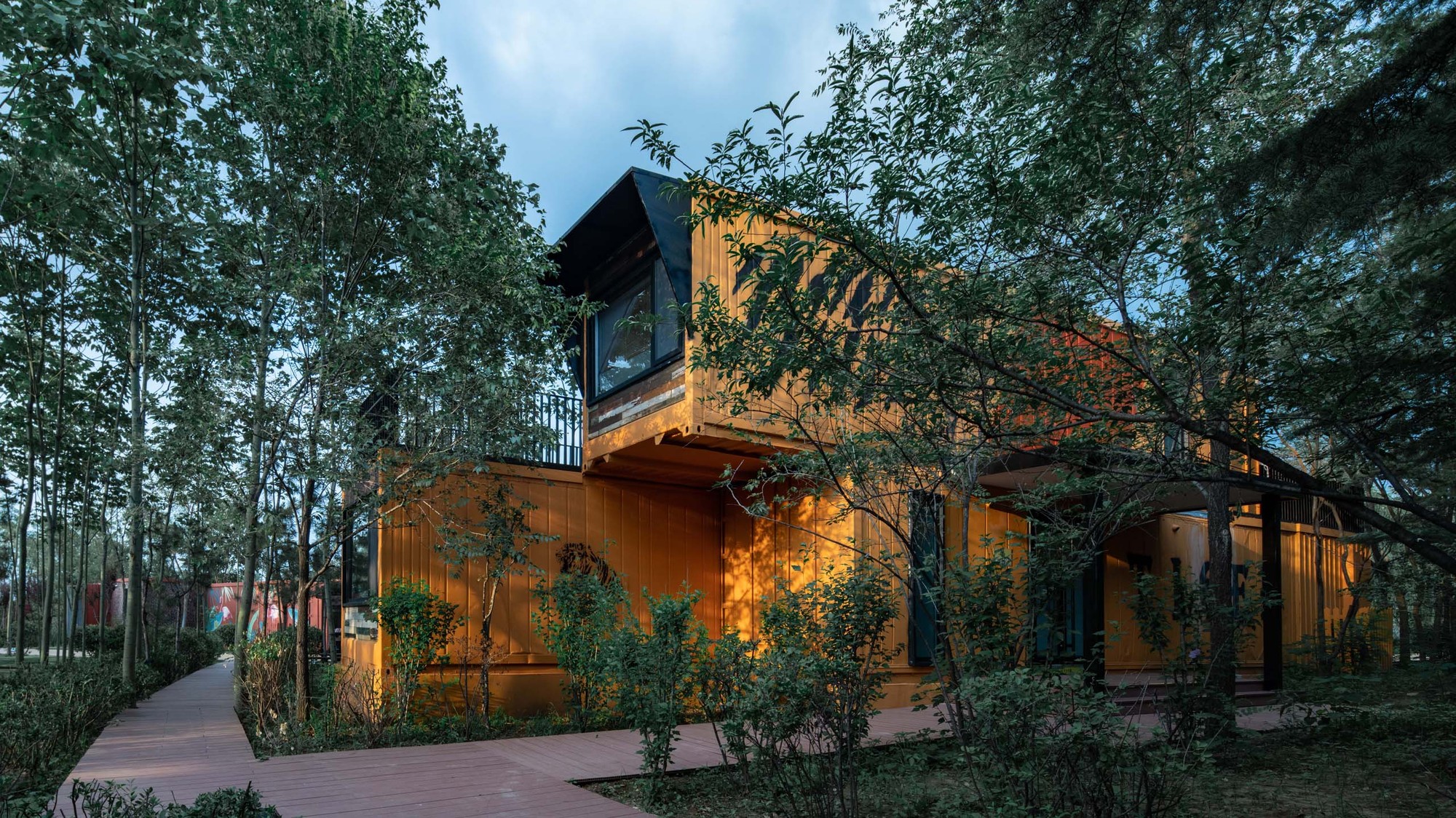 Gallery of Travelers Container Hostel / Qishe Architectural Design ...