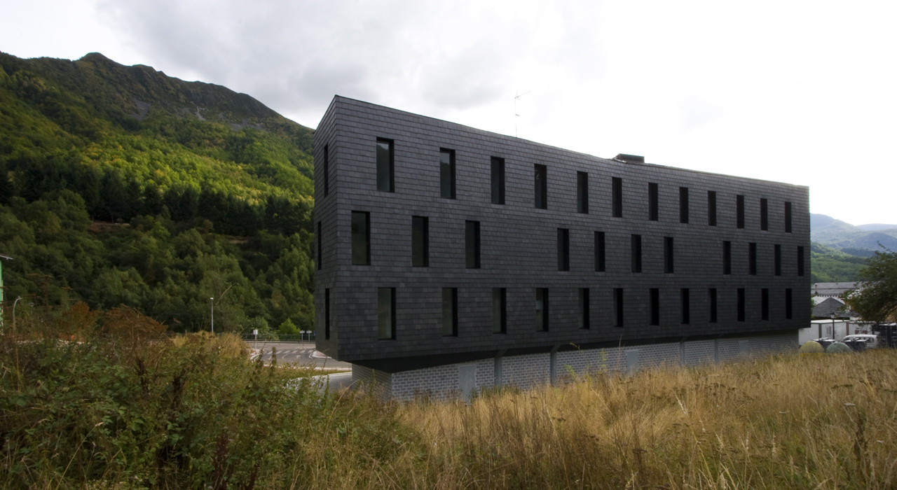 Gallery of Durability and Aesthetics of Slate Façades in 5 Projects - 13