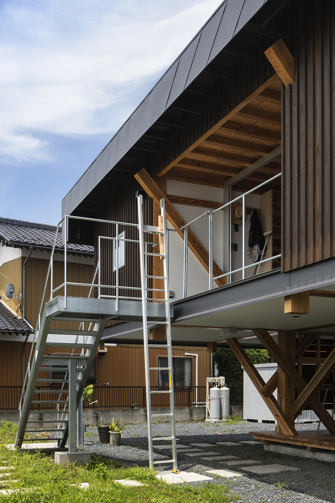 Gallery of Stilt House / FT Architects - 11