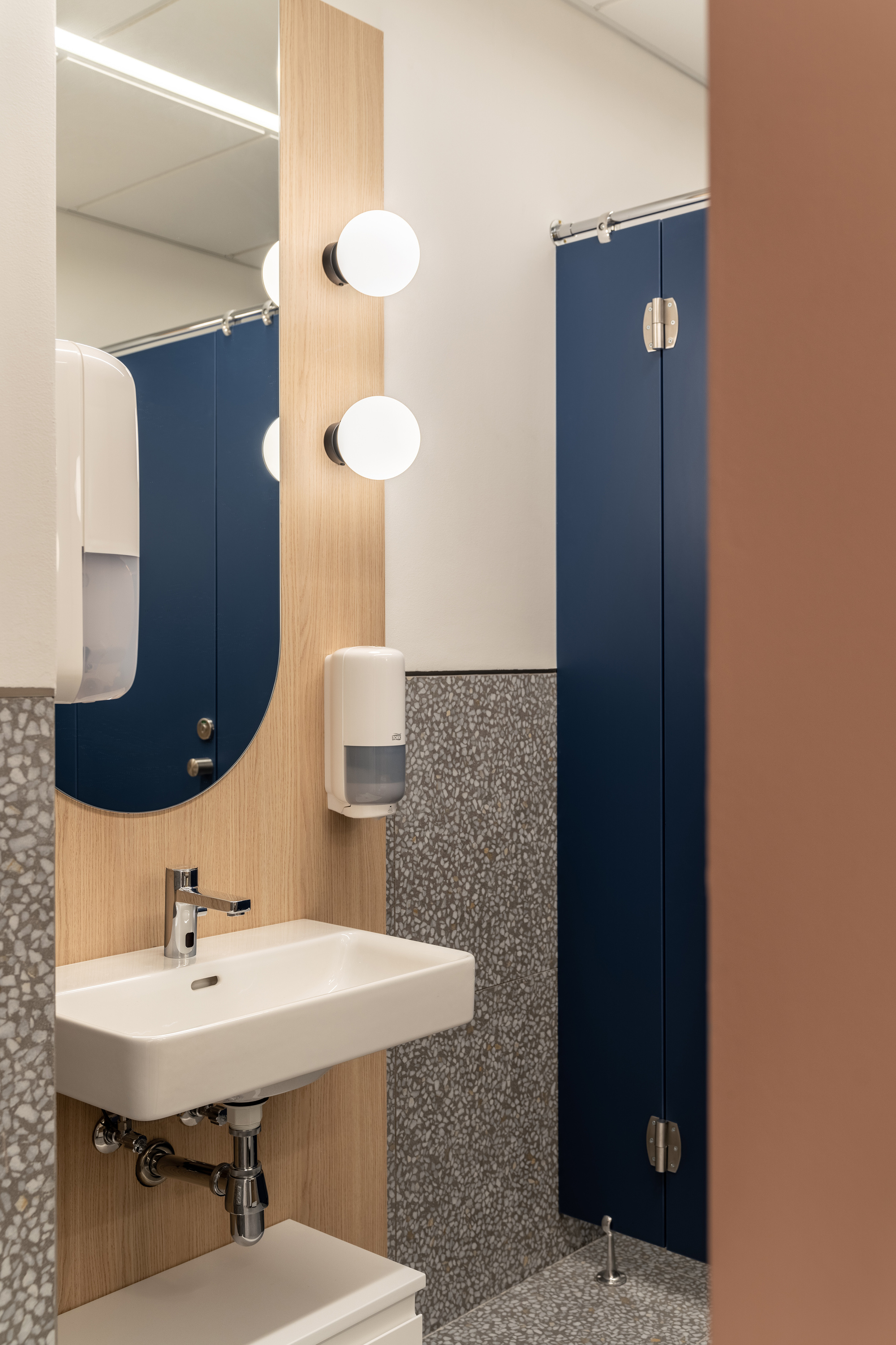 Gallery of Hello School Interiors / SVOYA Studio - 24