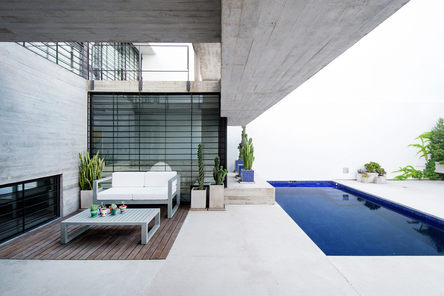 Gallery of Tips on Choosing the Right Colour for Your Swimming Pool - 5