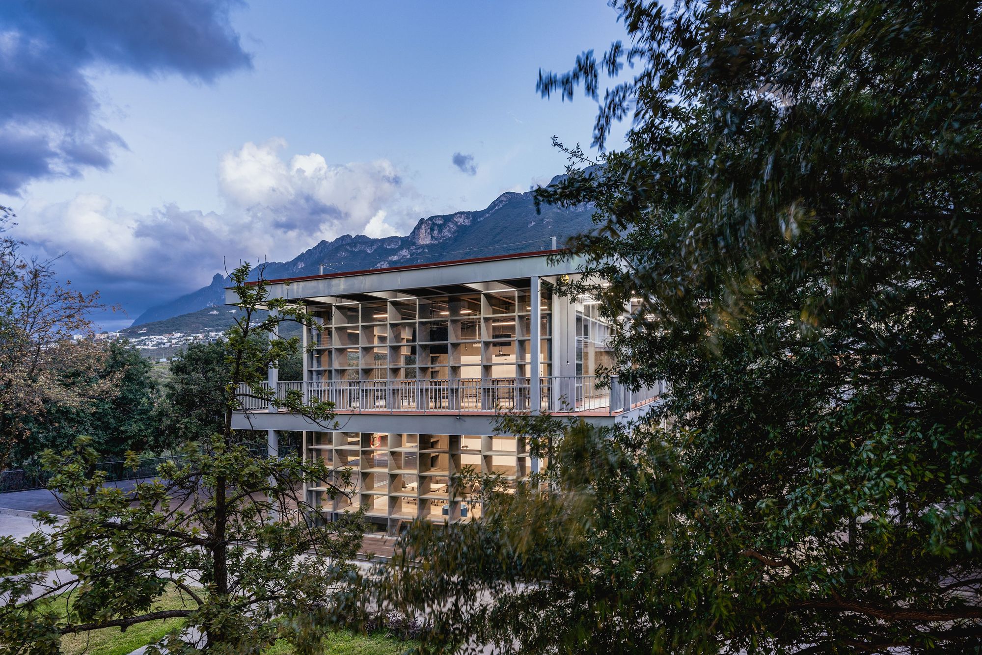 Gallery of Maker Space Building / Garza Camisay arquitectos - 11