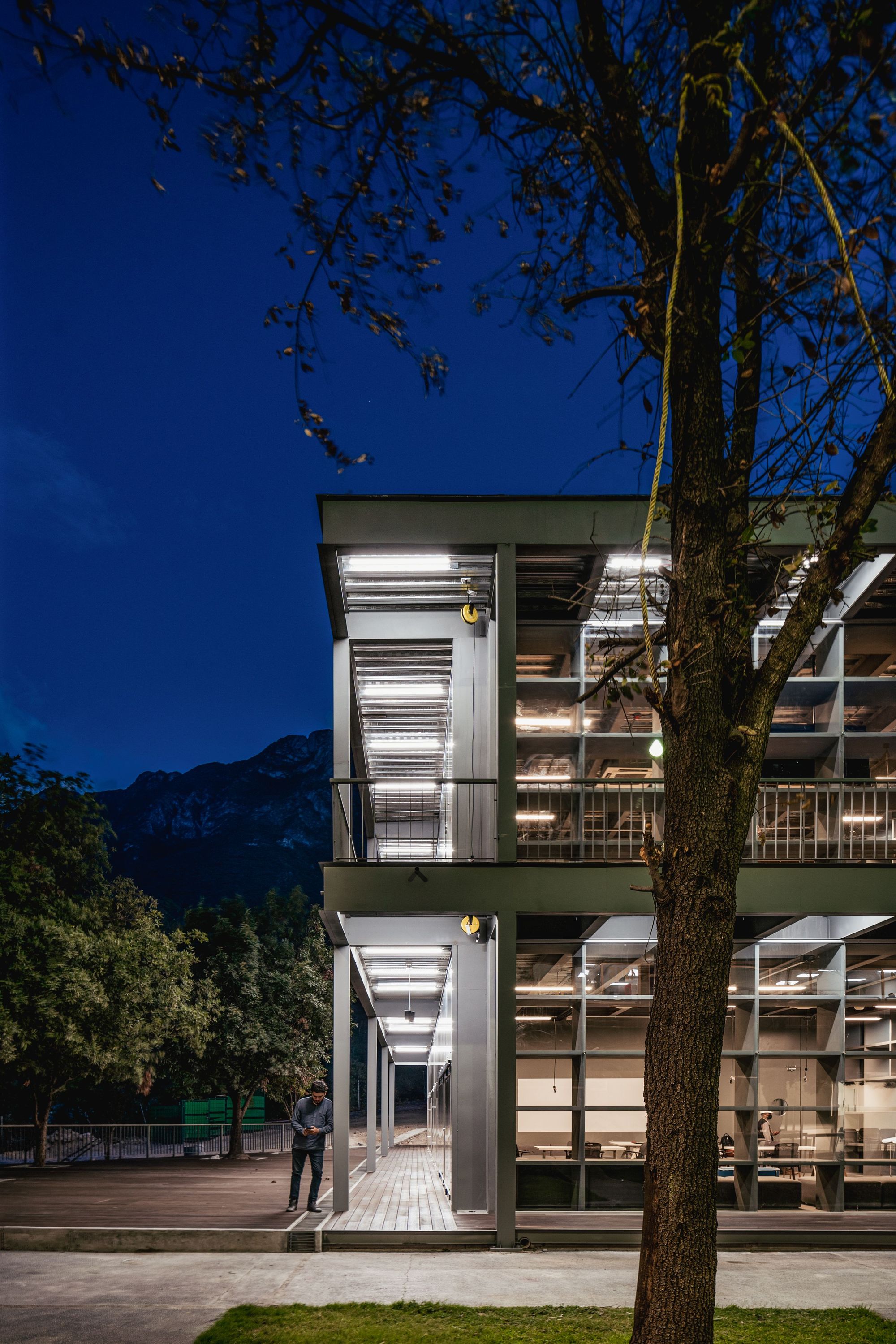 Gallery of Maker Space Building / Garza Camisay arquitectos - 15