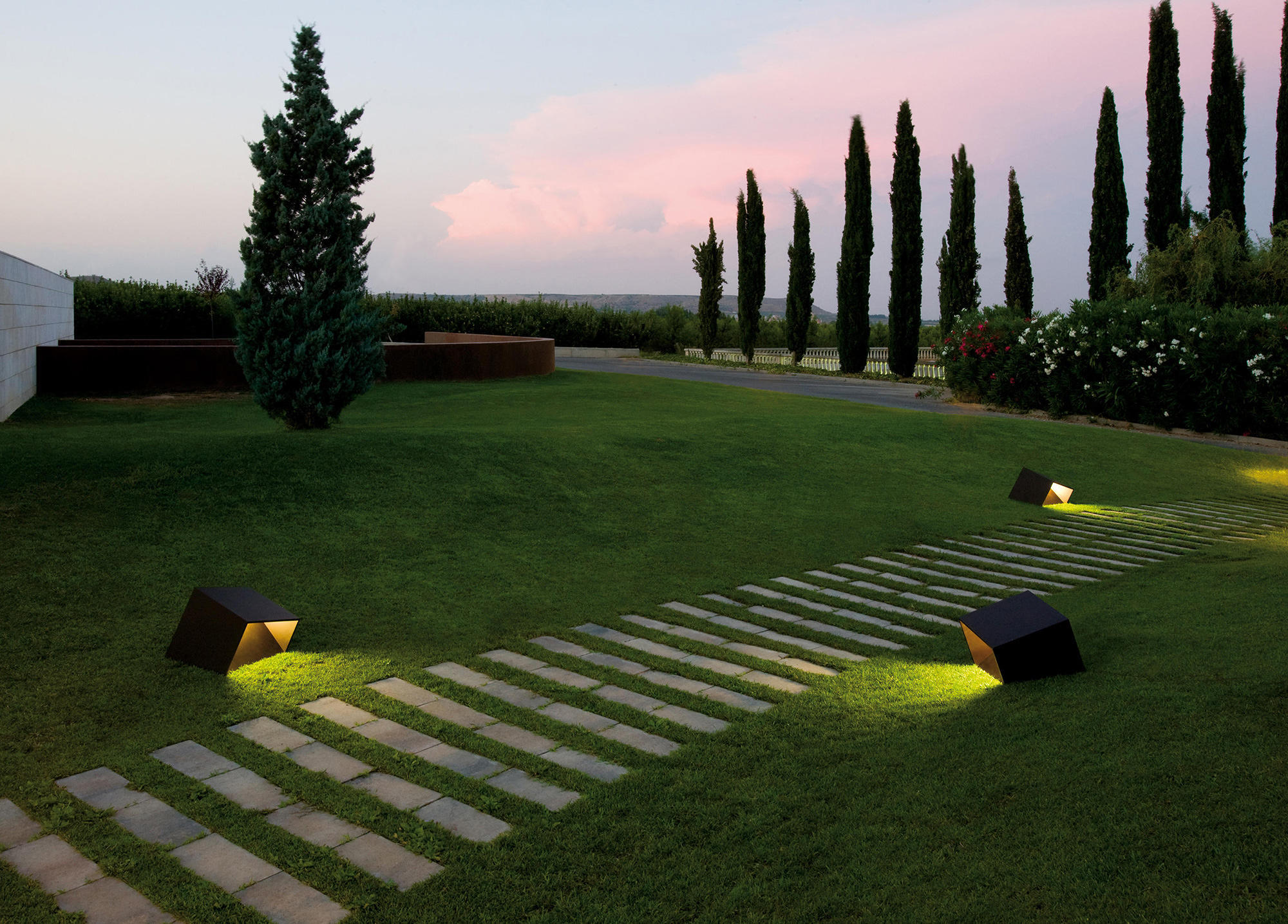 Gallery of Luminous Design Pieces: How to Artistically Light a Garden - 4