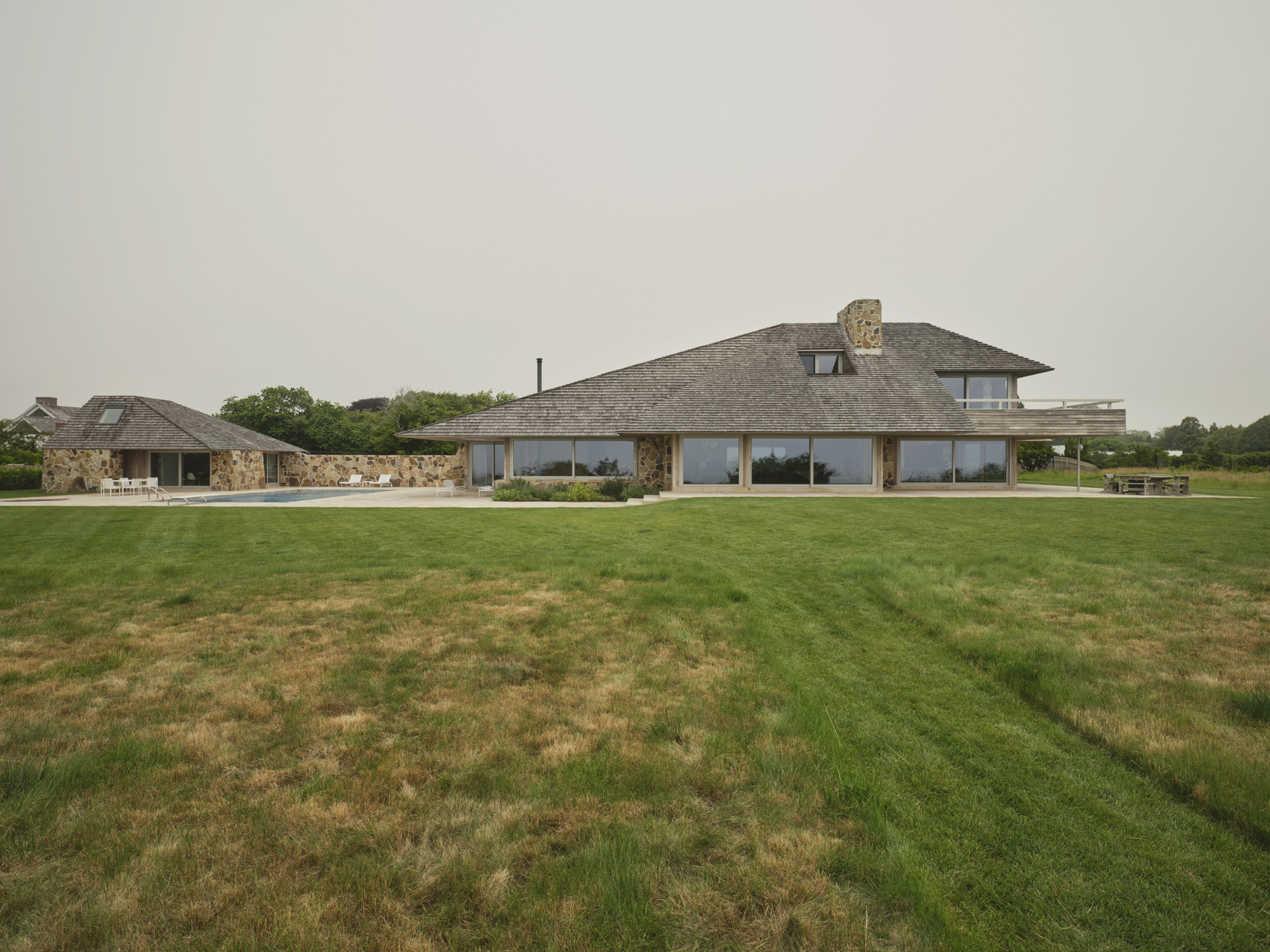 Galeria de Renovação e Transformação de Casa Normanda / Neil Logan ...