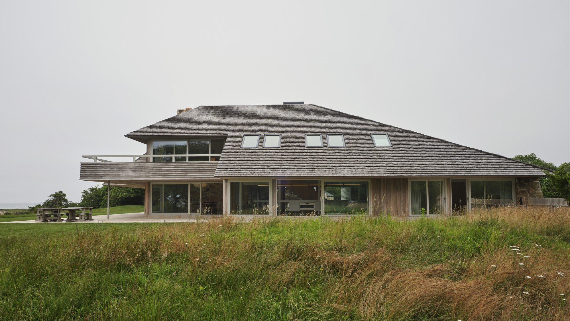 Galeria de Renovação e Transformação de Casa Normanda / Neil Logan ...