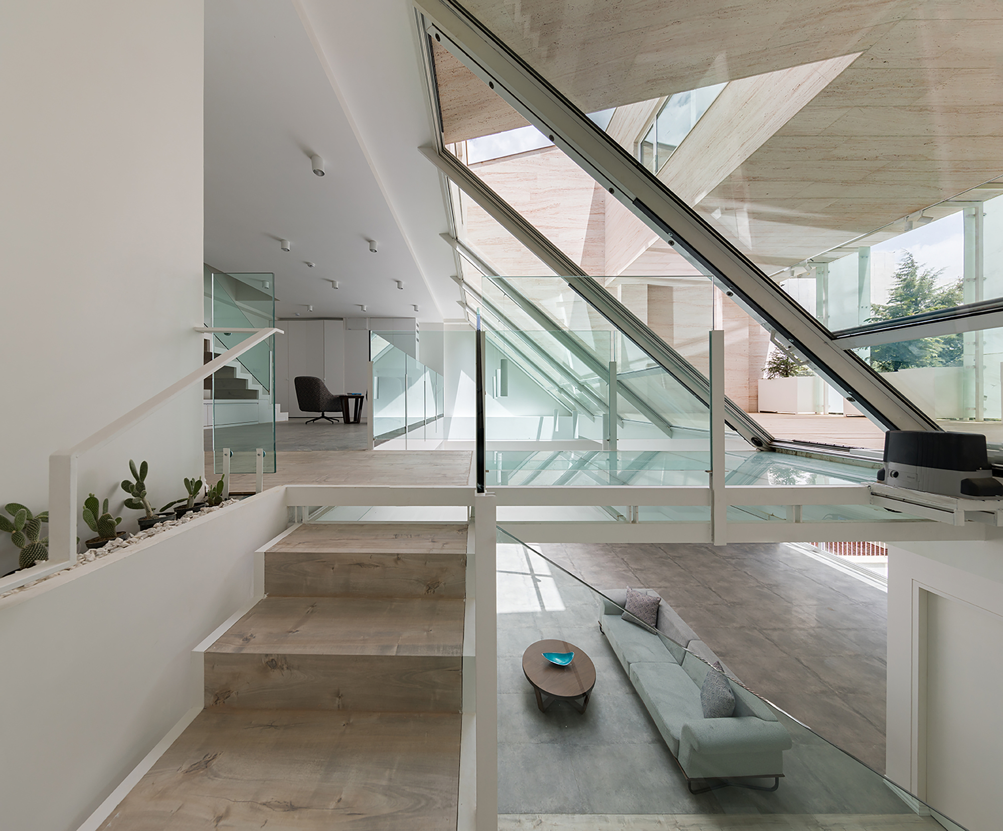 Gallery of Inside Out House / MA Office - 18