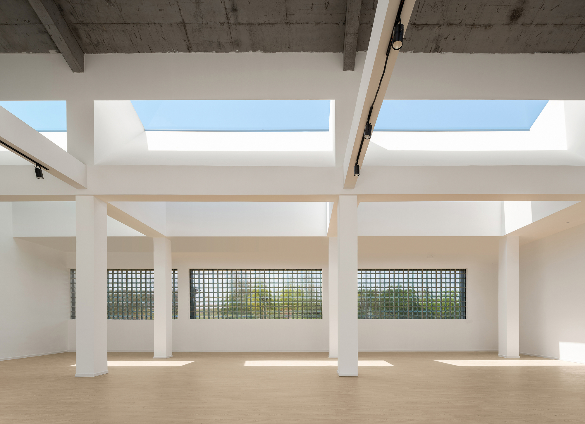 Gallery of Auxiliary Building Renovation along Zhu River / Xband ...