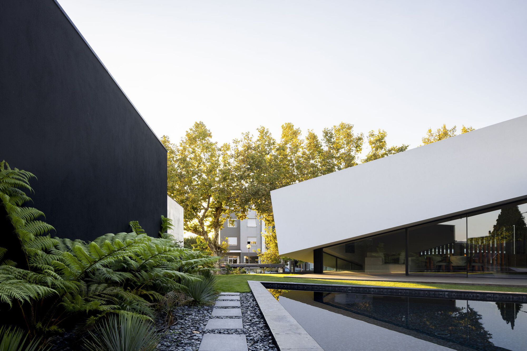 Gallery of Tilt House / MUTANT Architecture & Design - 5