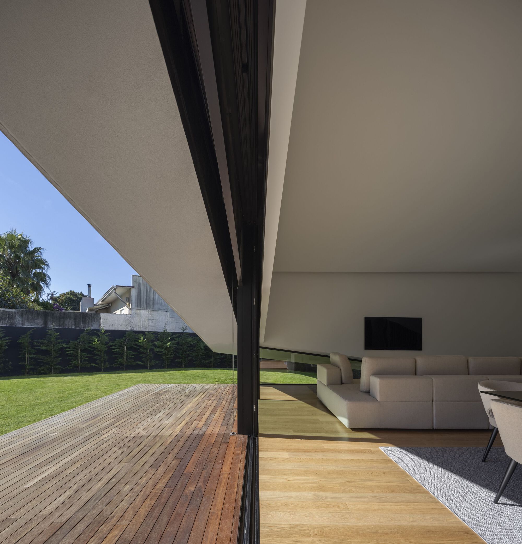 Gallery of Tilt House / MUTANT Architecture & Design - 11