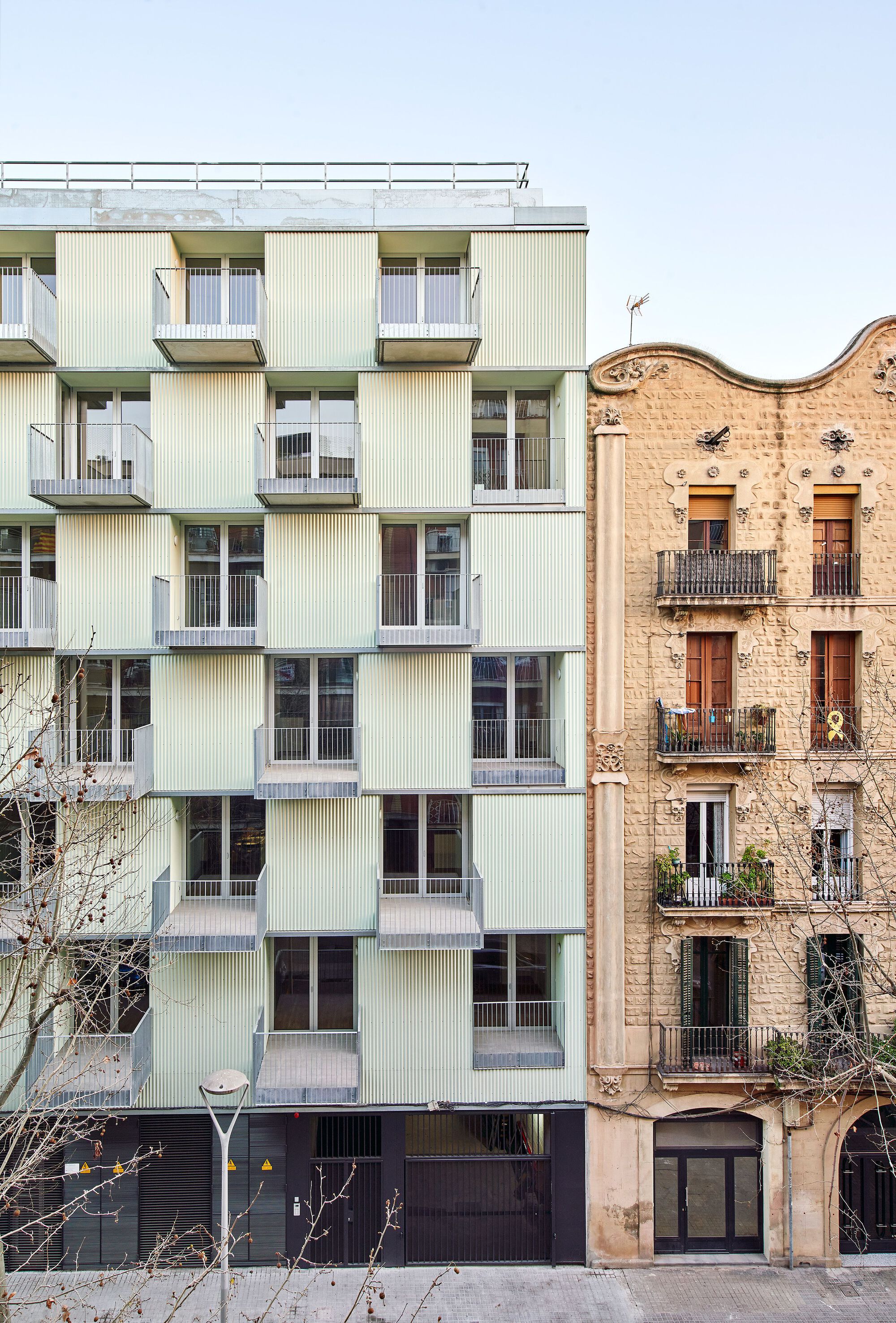 Galeria de Edifício 49 Moradias / Arquitectura Produccions + Pau Vidal + Vivas Arquitectos - 2