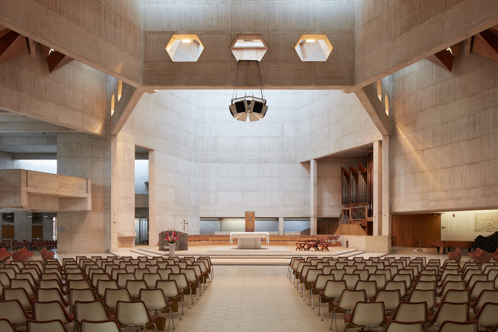 Gallery of Sacred Light: New Cathedrals Rethinking Modern Worship - 6