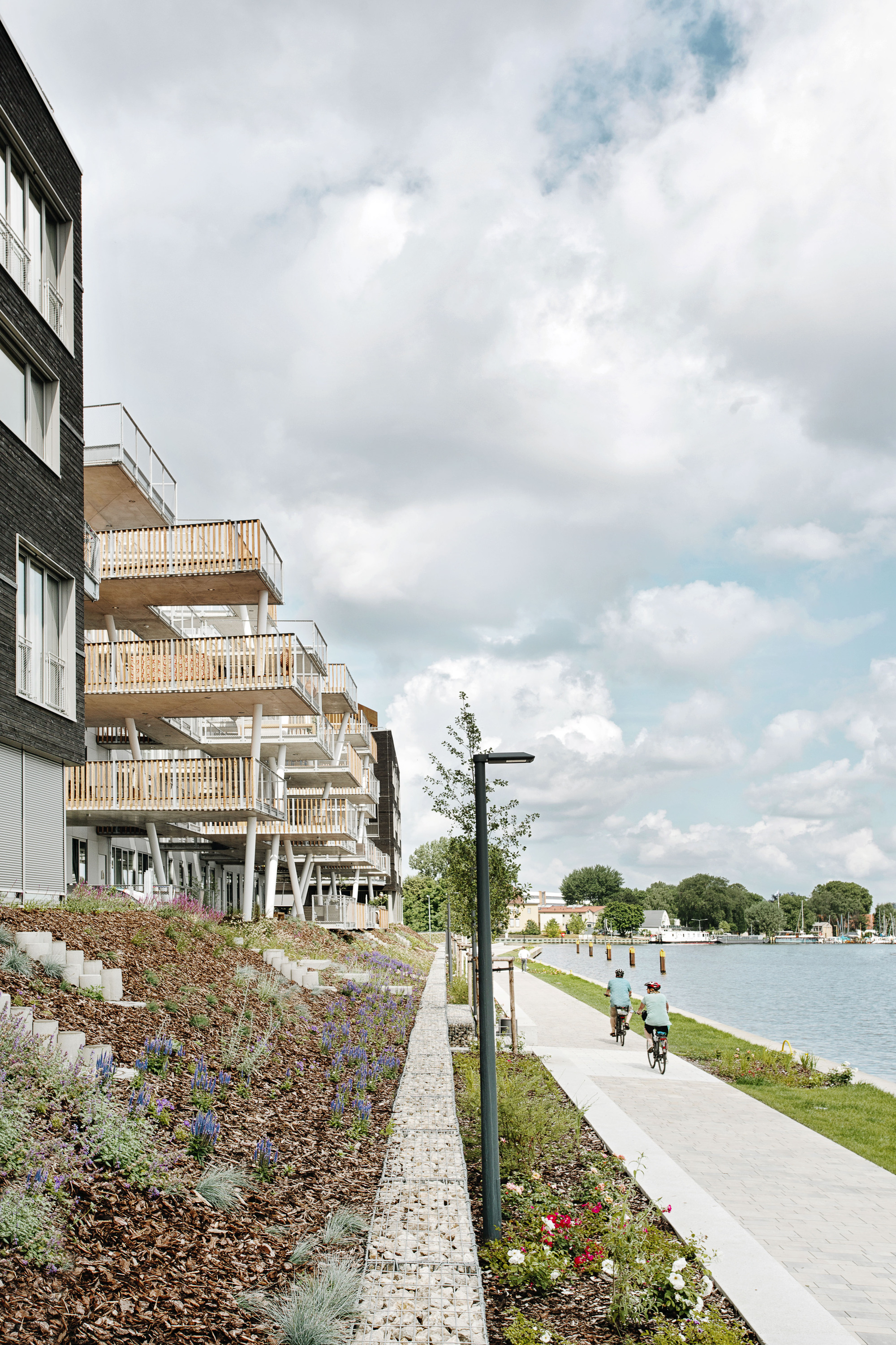 Gallery of Footbridge on the water Residential Building / LOVE ...