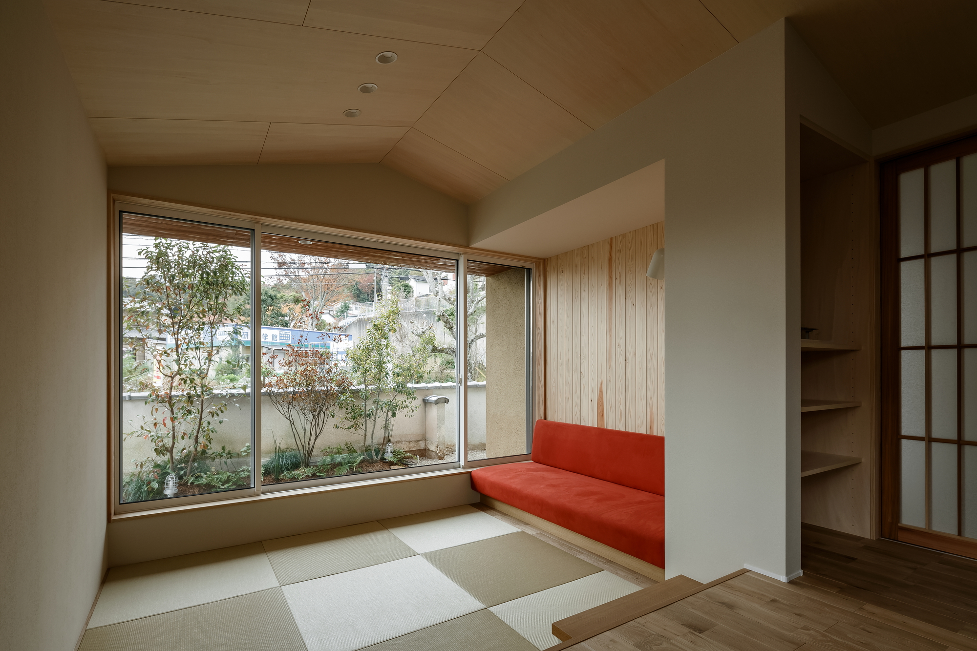 Gallery of Ikoma House / Hearth Architects - 11