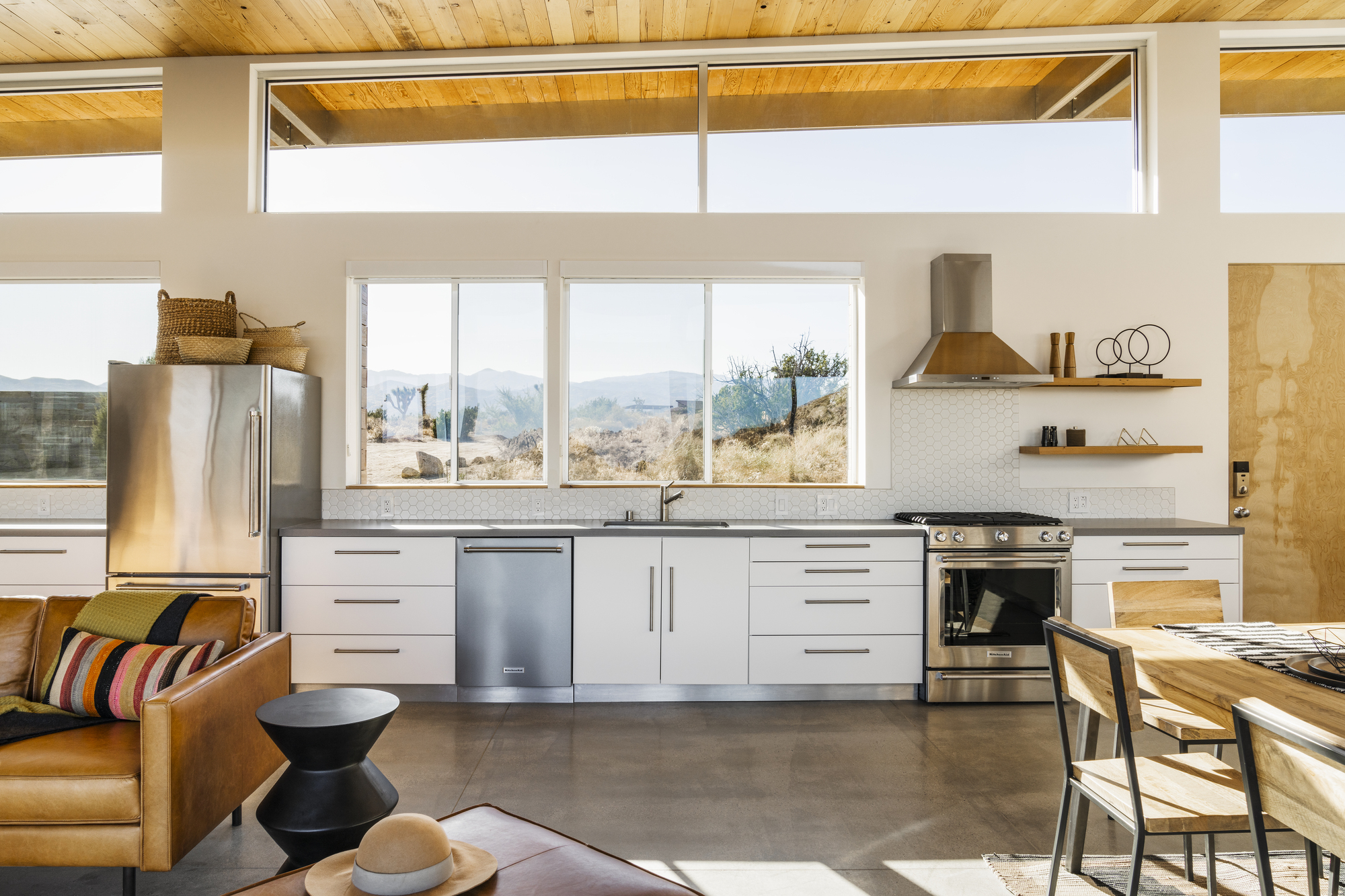 Gallery of Cowboy Modern Desert Eco-Retreat / Jeremy Levine Design - 11