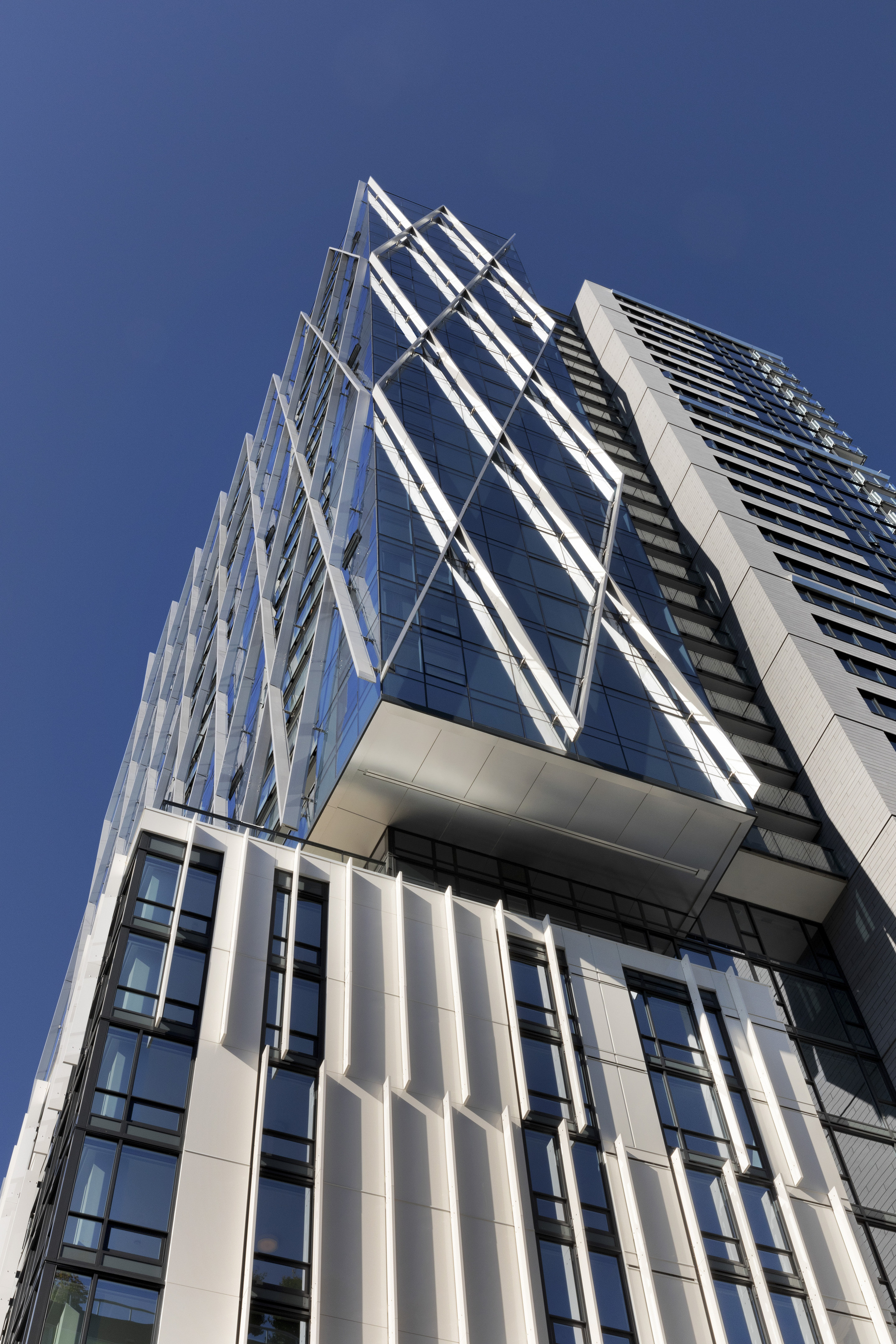 Gallery of 8X On The Park Apartments / GBL Architects - 6