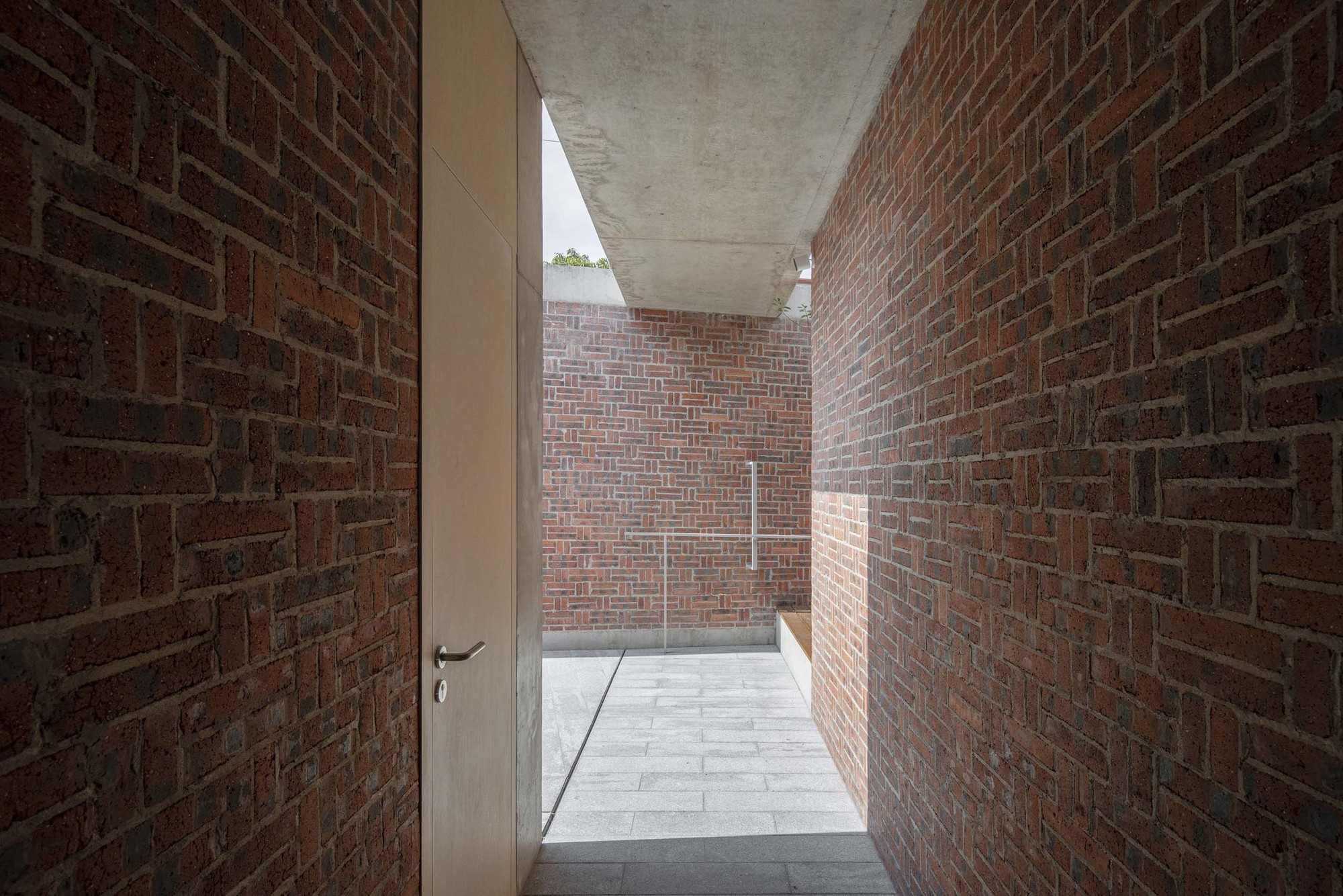 Gallery of Canton House / WAU Design - 16