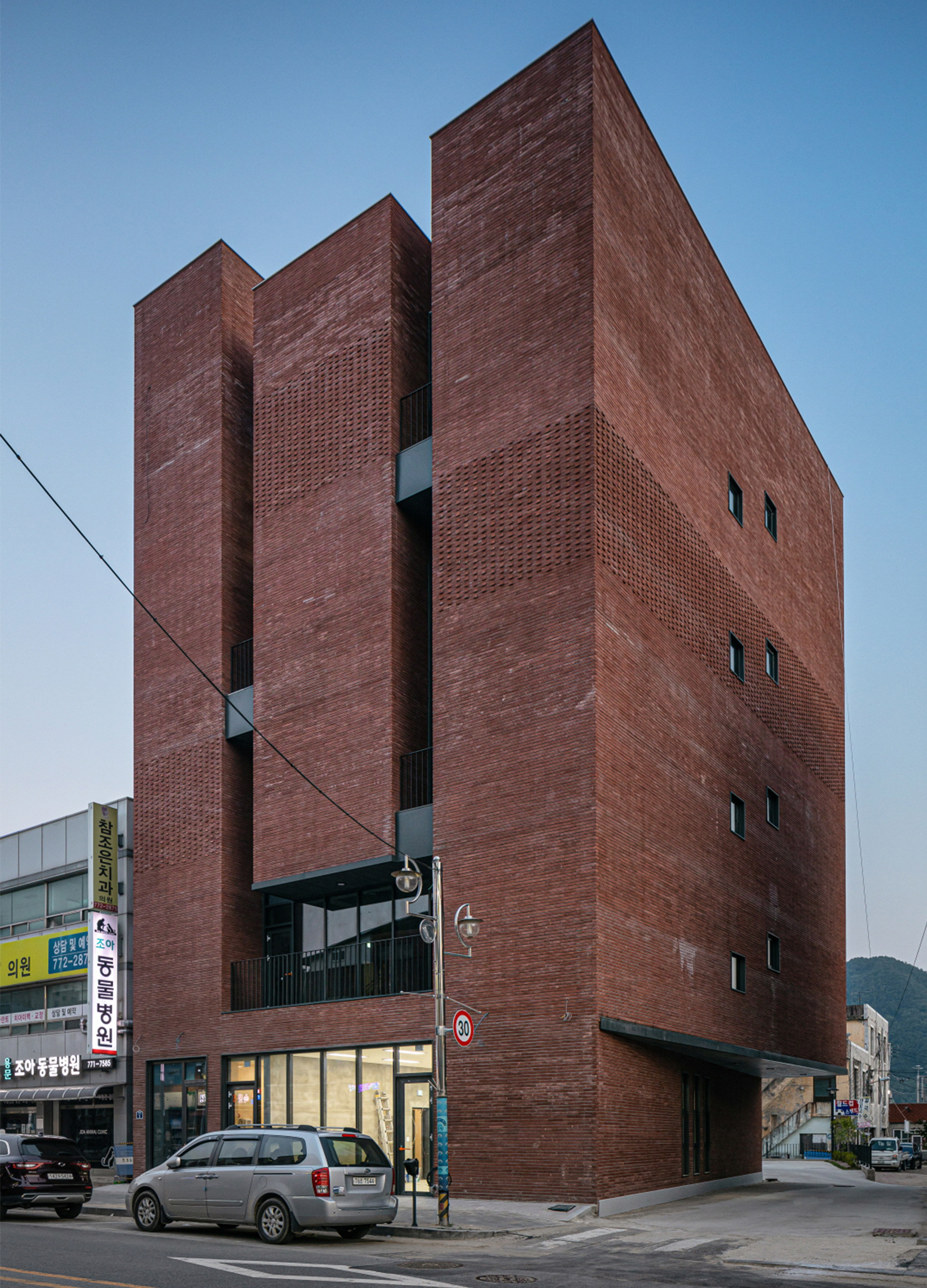 Gallery of Three Boxes Neighborhood Facility / raumst - 16