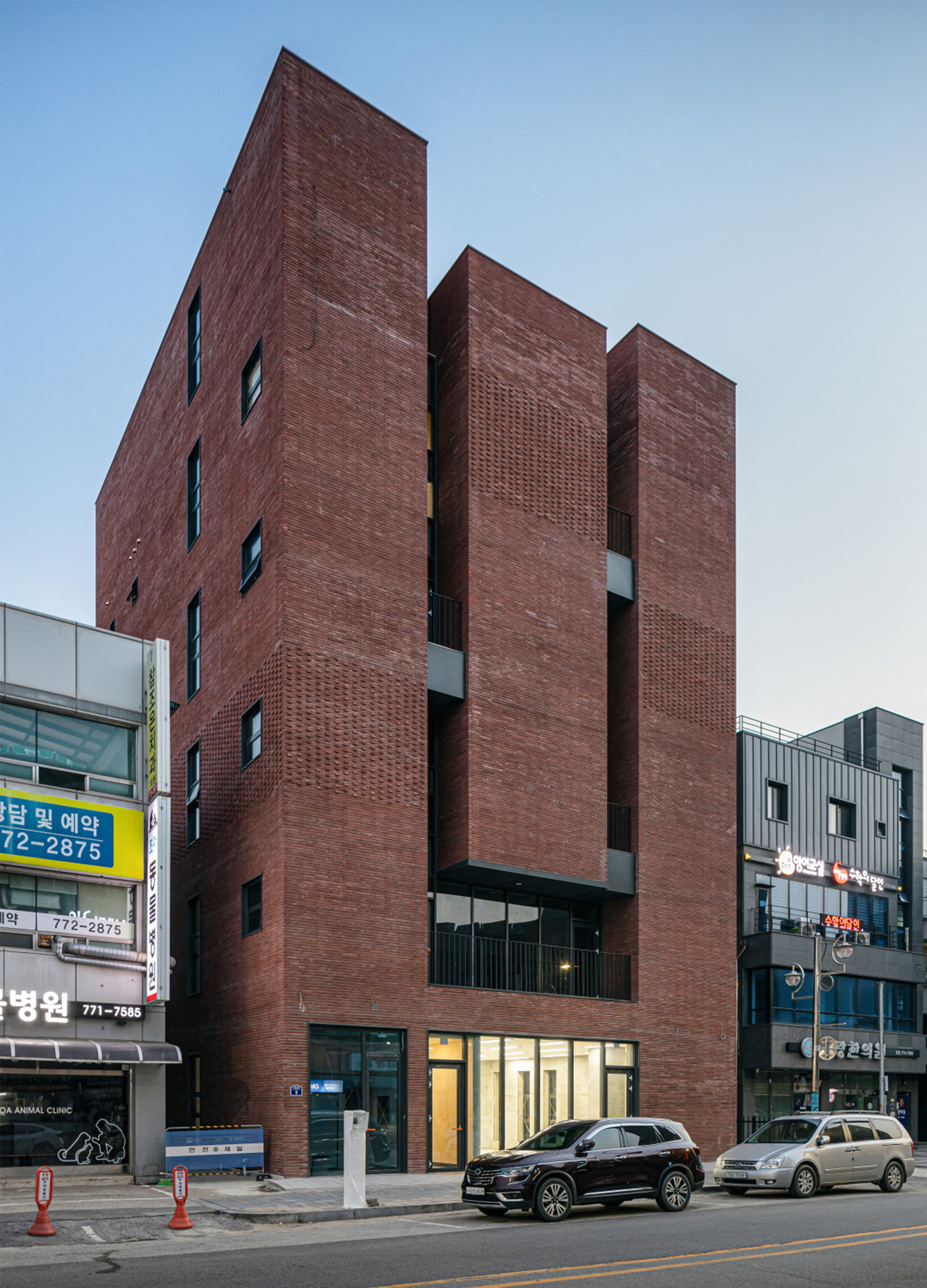 Galeria de Edifício Three Boxes Neighborhood / Architects Group RAUM - 19