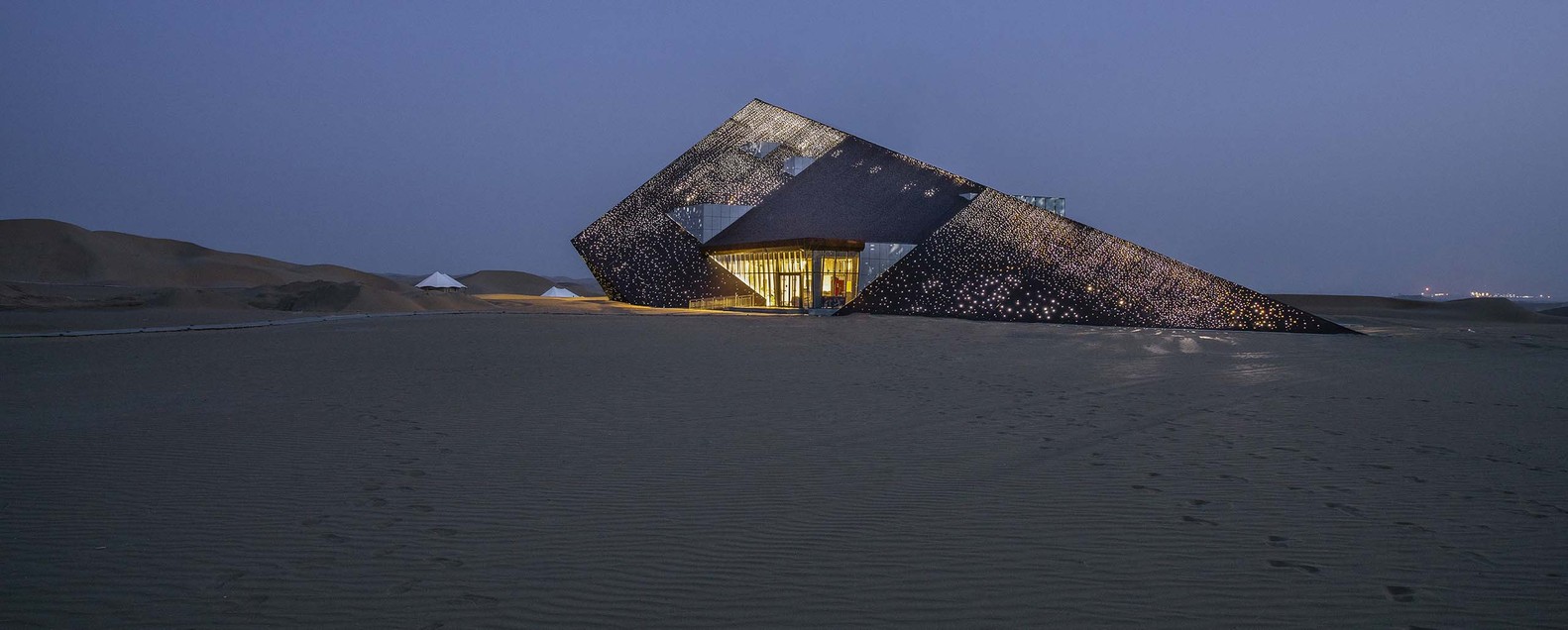 Gallery of Service Center of the Desert Galaxy Camp / 3andwich Design - 8