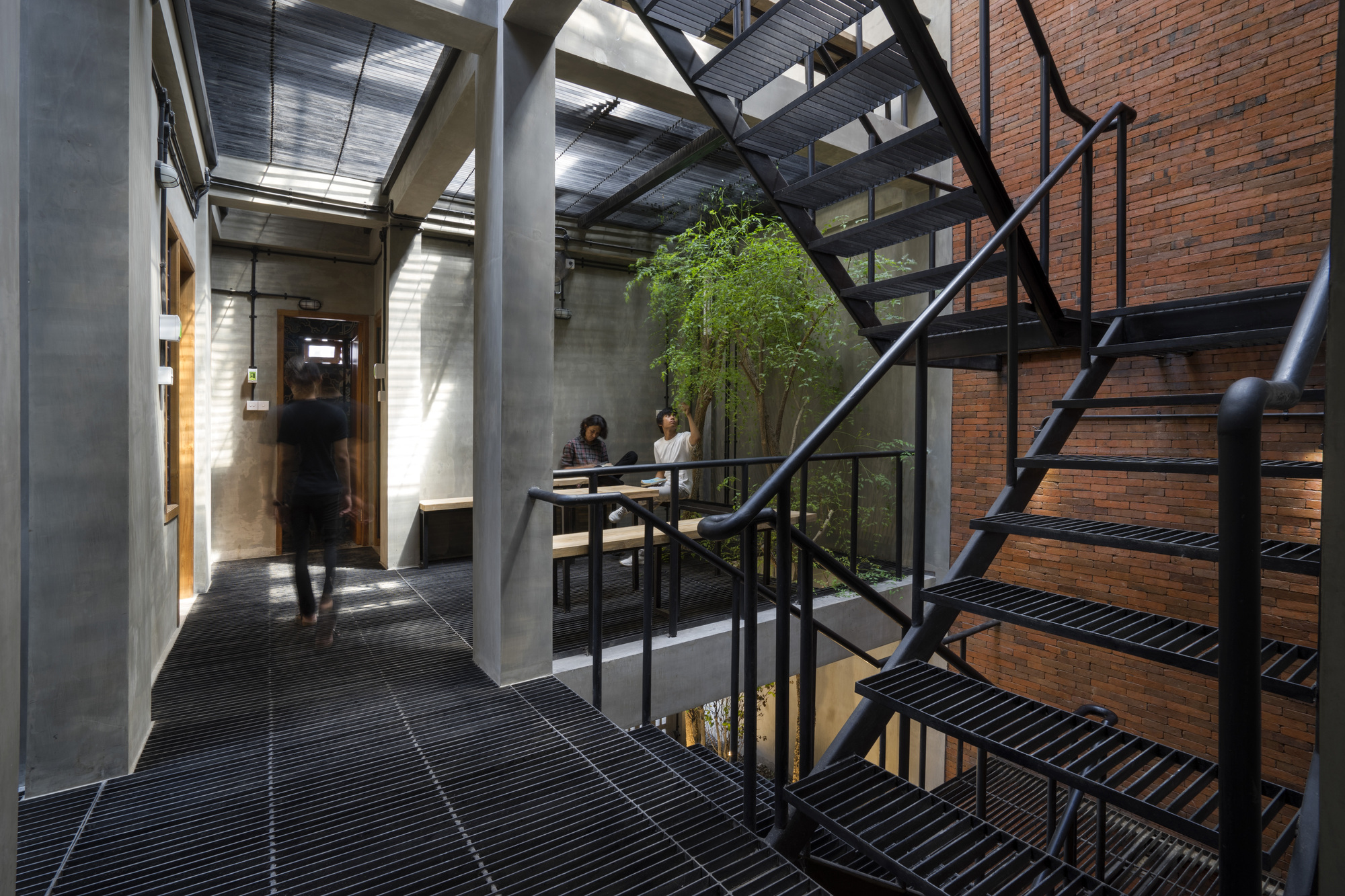 Gallery of Permeable Junction Boarding House / Andyrahman Architect - 7