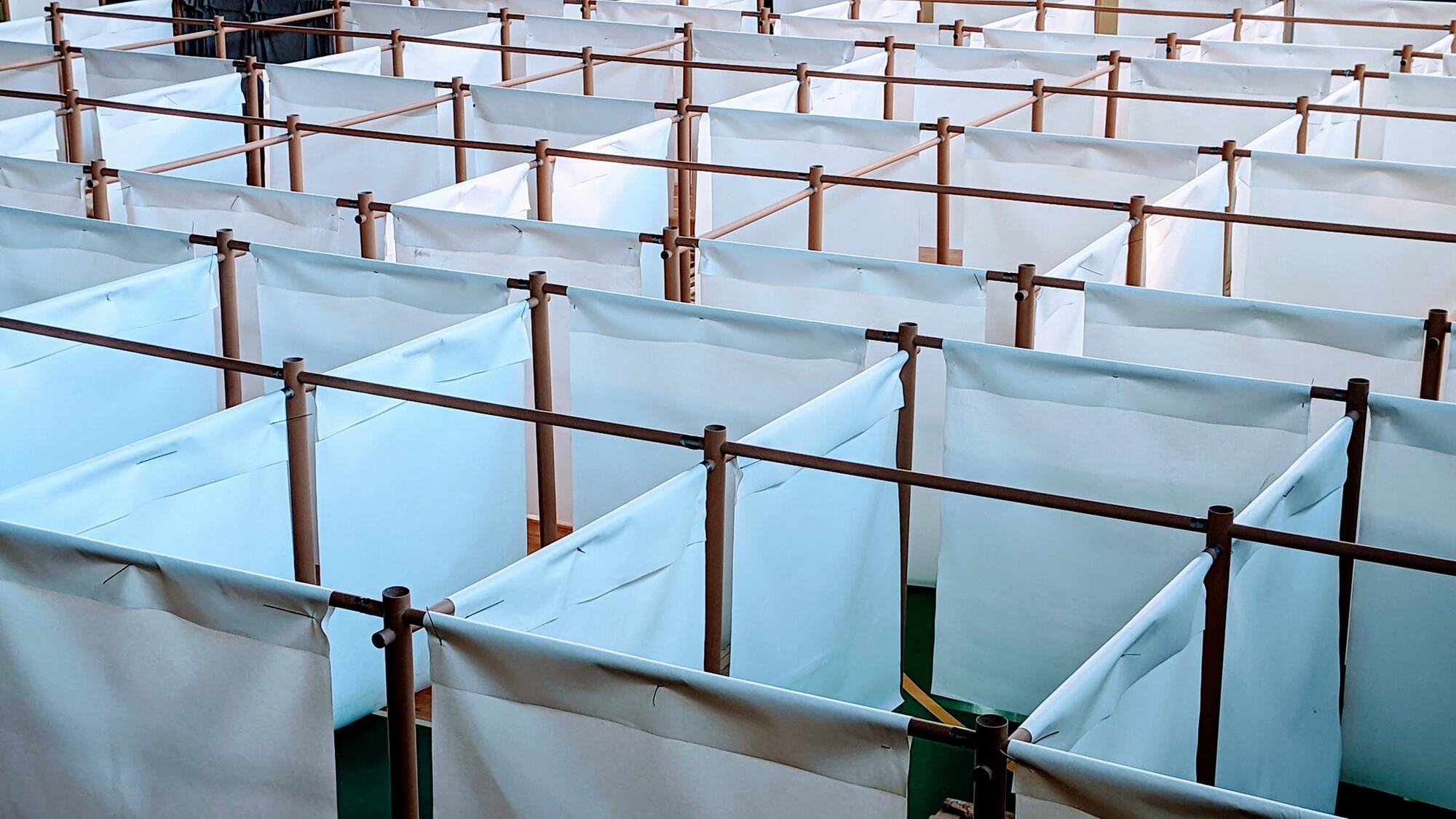 Gallery of Shigeru Ban and VAN Install Paper Partition Systems in ...