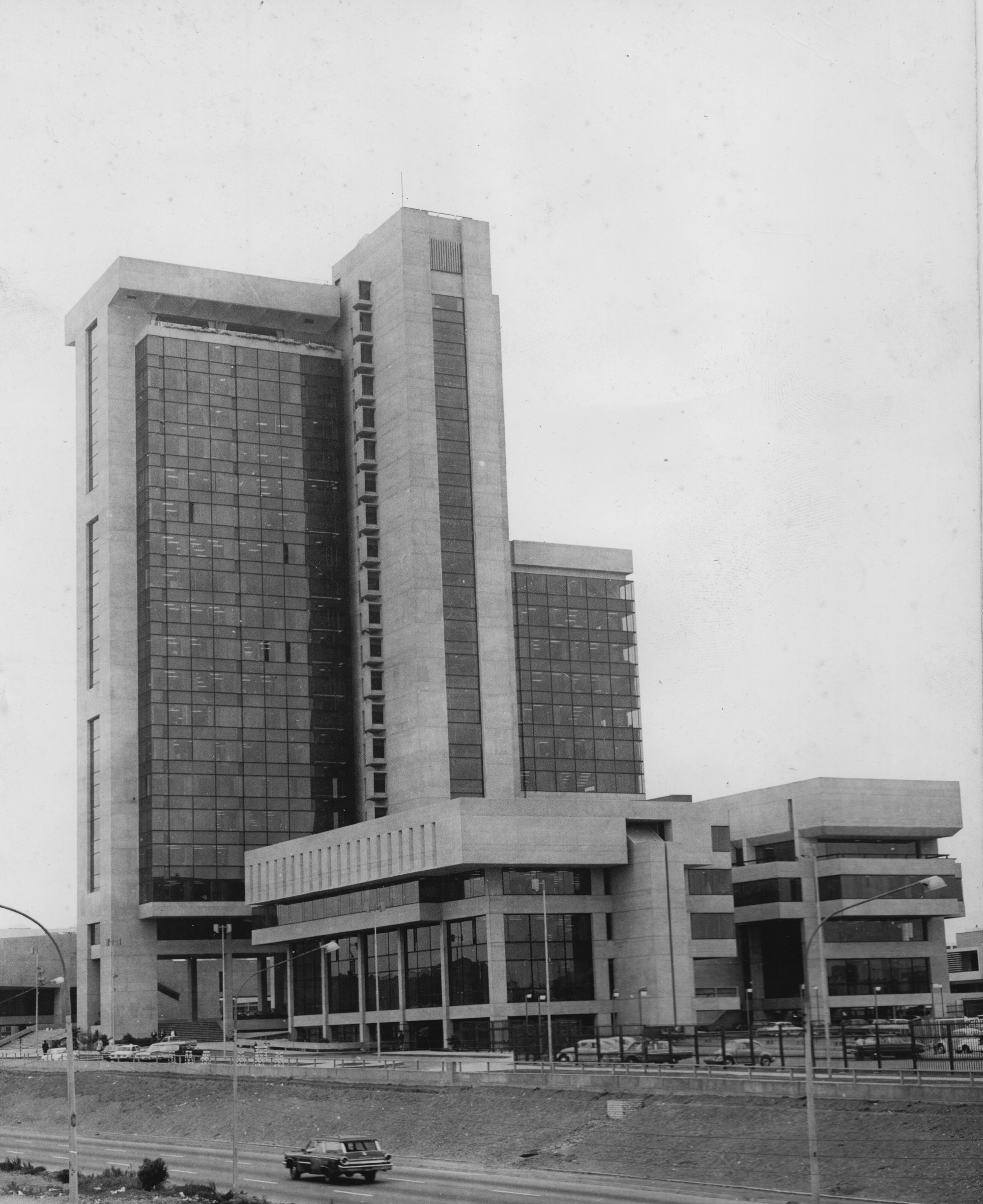 Gallery of Architecture Classics: Petroperú Building / Walter ...