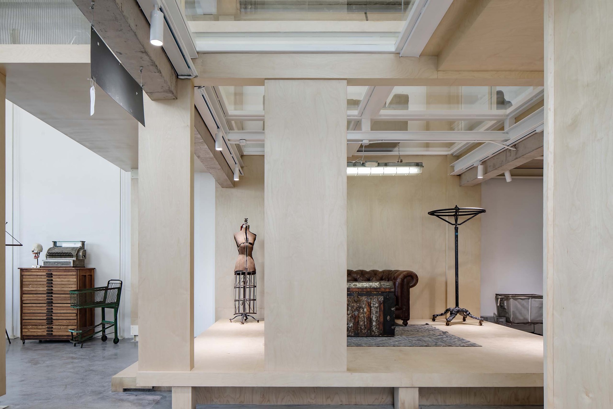 Gallery of LabourUnion Fashion Studio / TRIOSTUDIO - 23