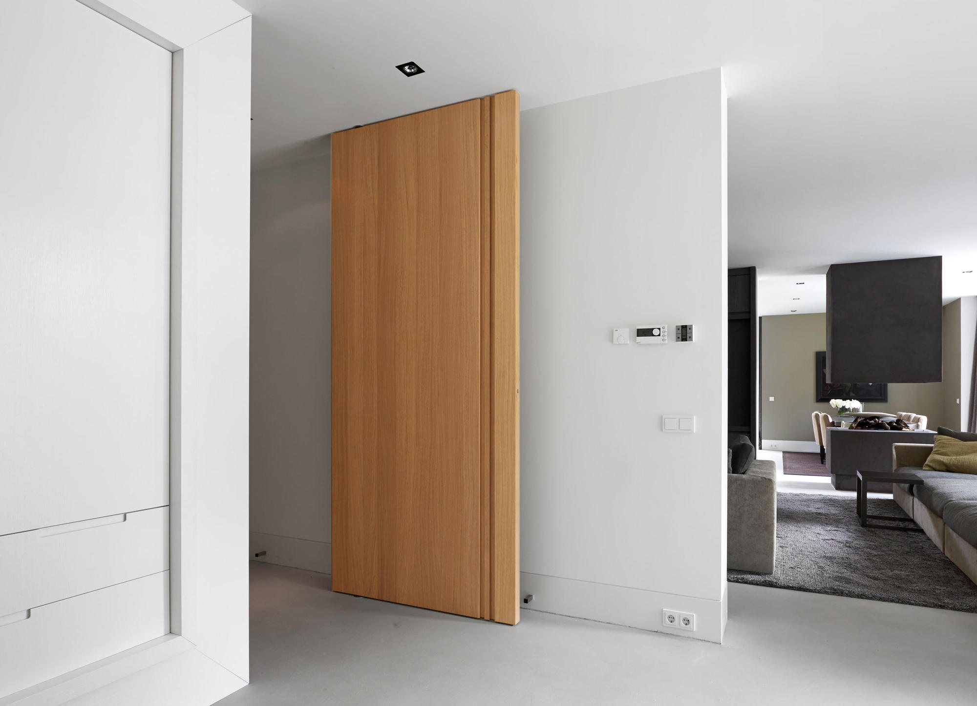 Galería de Puertas de gran tamaño en interiores residenciales - 9