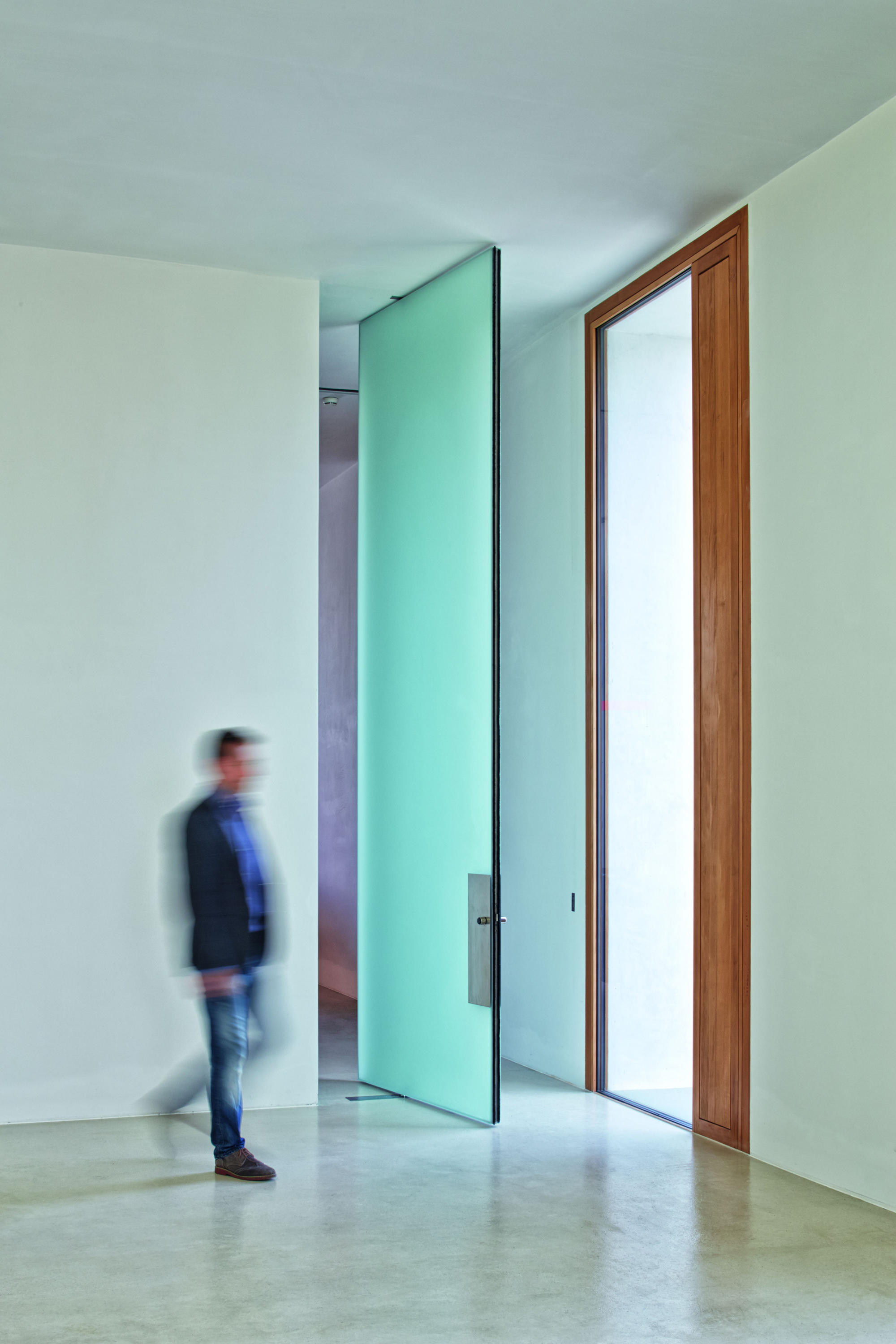 Gallery of Go Big or Go Home: Oversized Doors in Residential Interiors - 2