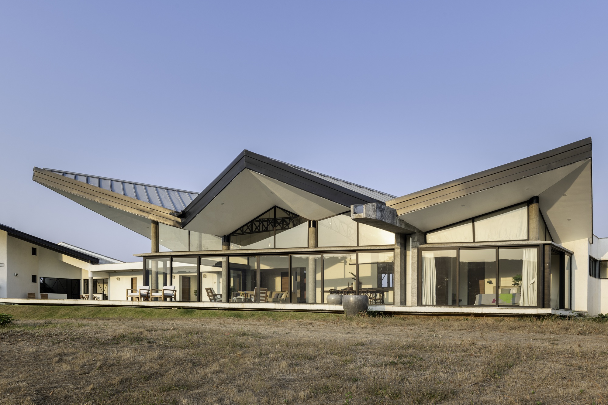 Gallery of Flying House / Studio LAB - 8