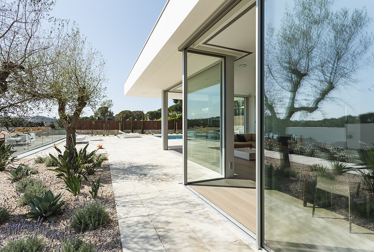 Gallery of Minimalist Windows: Erasing the Boundary Between Indoors and ...