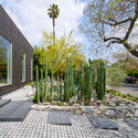 Centered Home / aanda + HYCArch | ArchDaily