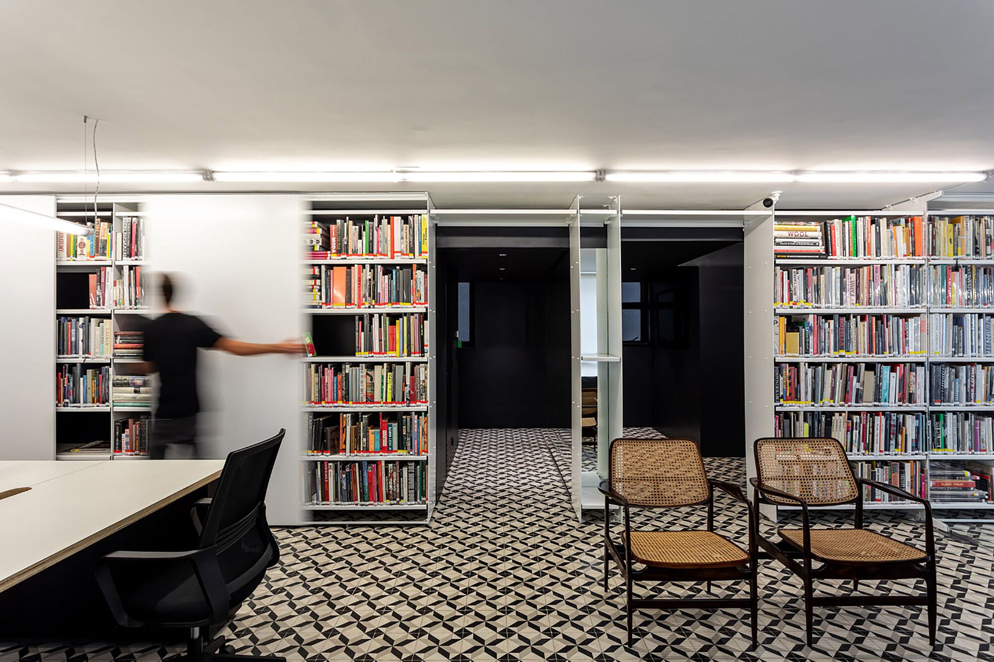 Gallery of Office & Library Space GB65 / Metro Arquitetos Associados - 13