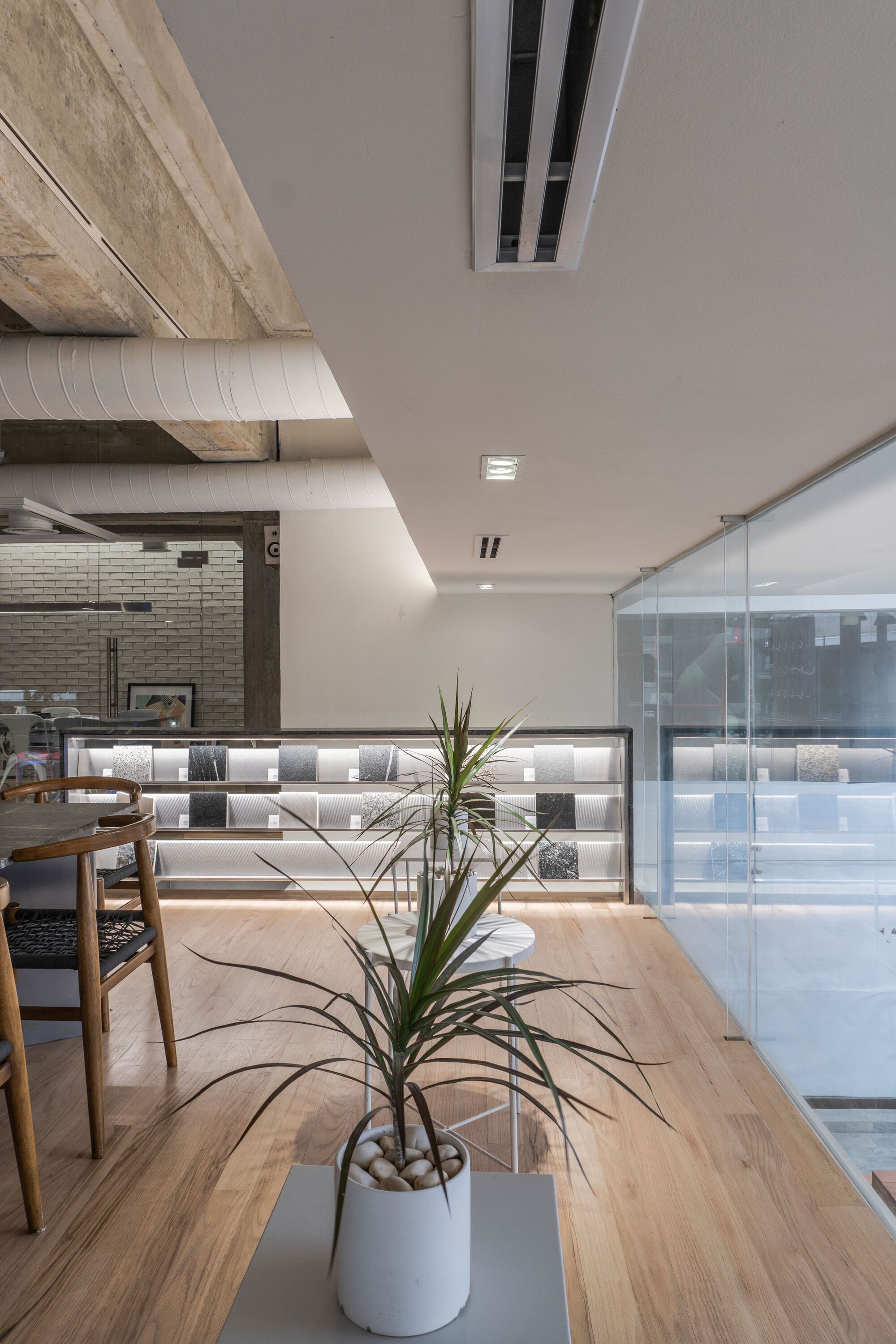 Gallery of Madcoffee Coffee Shop & Design Studio / Madarq studio - 13