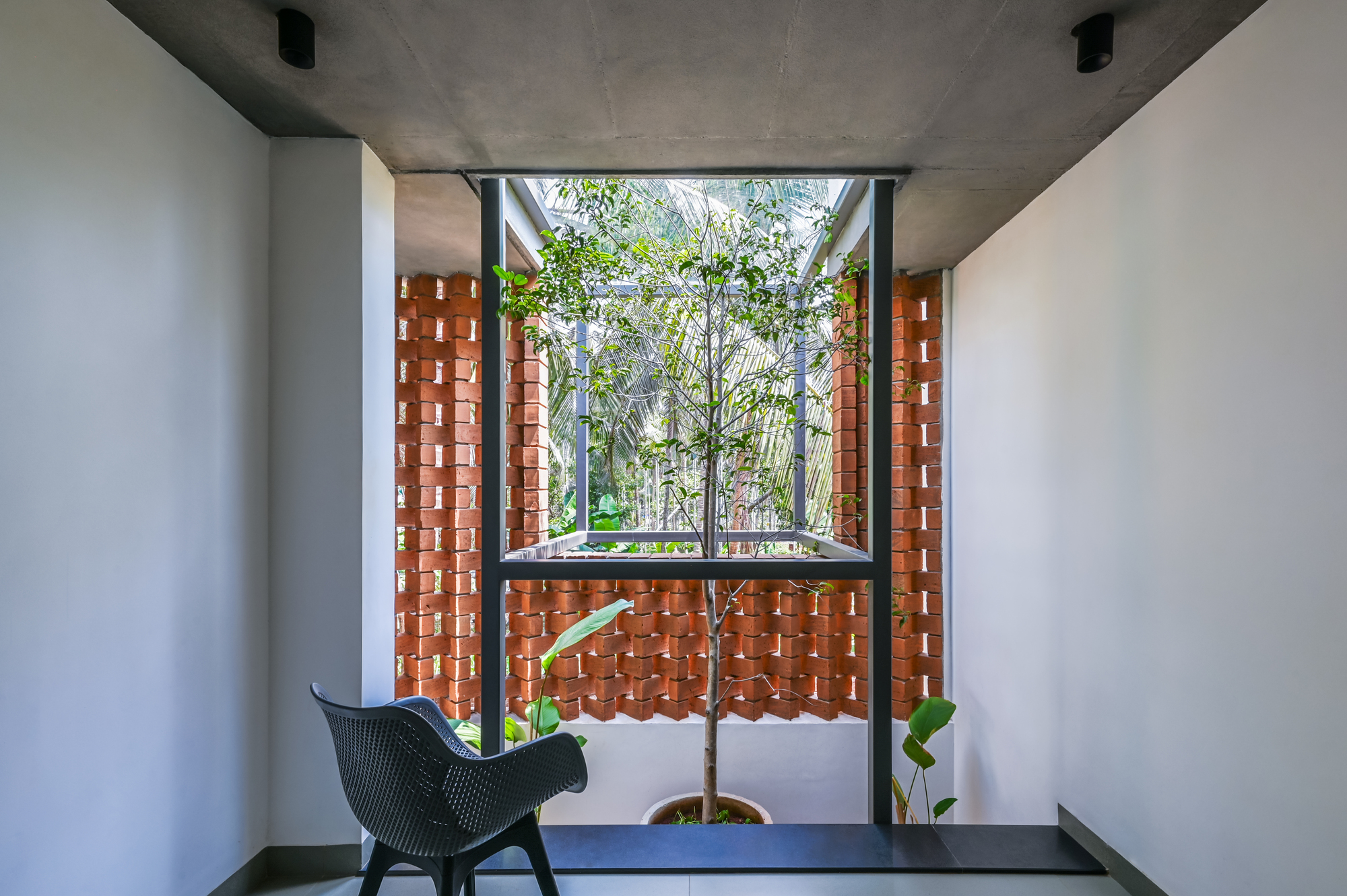 Gallery of Brick Screen House / HONEYCOMB architects - 3
