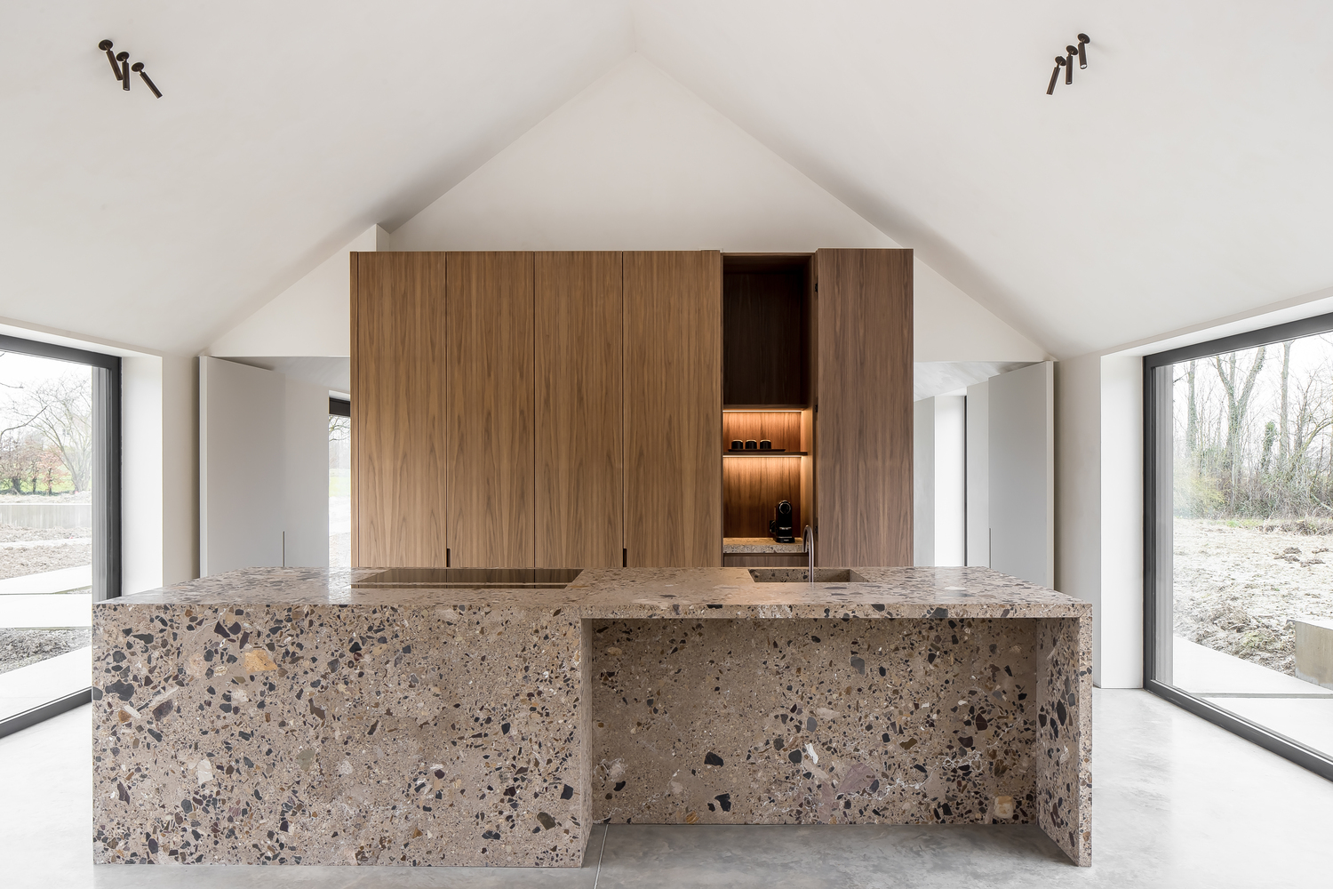 Gallery of New Headquarters of Moróro Outdoor Concepts / Minus Interior ...