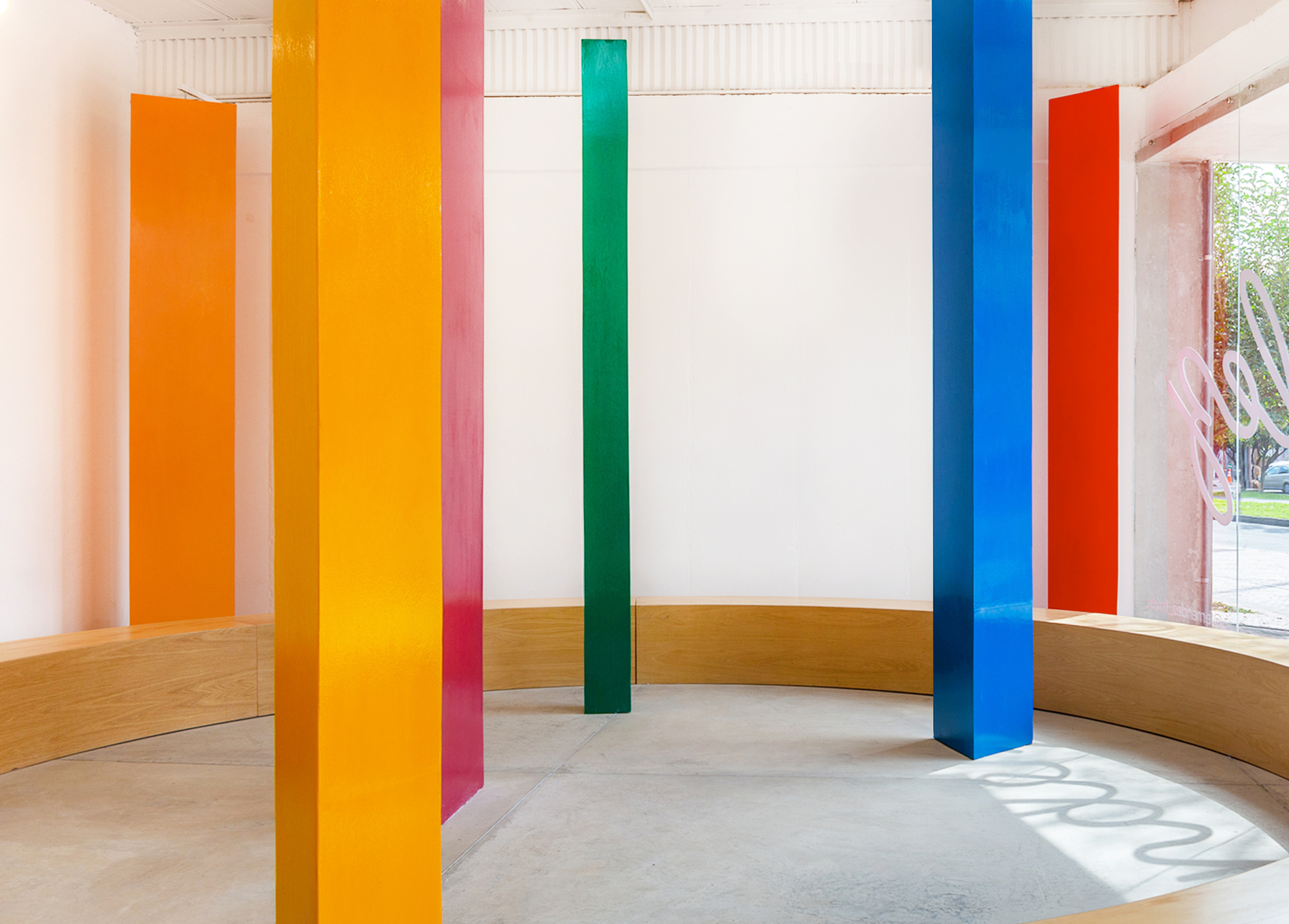 Simplicidad, colores y formas abstractas: el nuevo espacio diseñado por ...