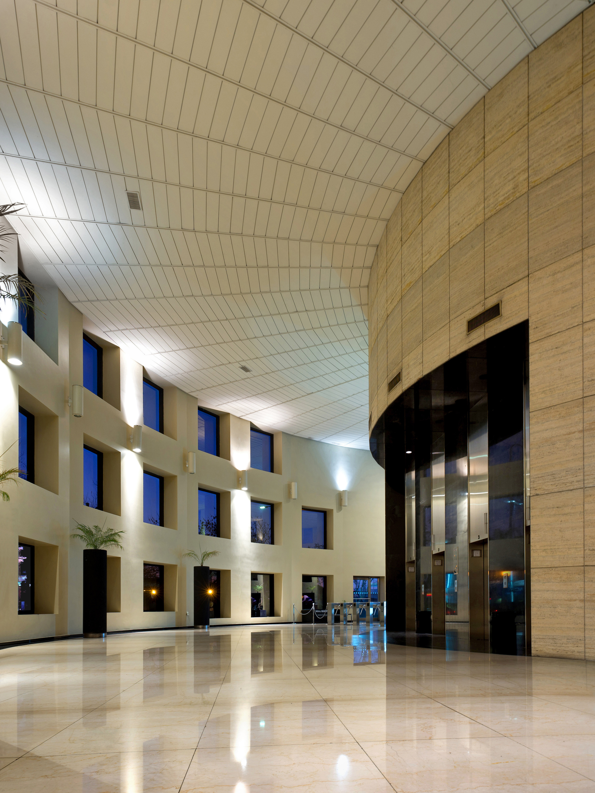 Galería de Clásicos de Arquitectura: Edificio Prourban / MSGSSV - 20