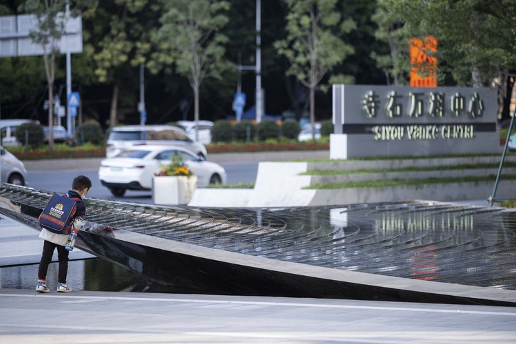 Guangzhou Vanke Centre Water Feature Artwork / Sushui Design | ArchDaily