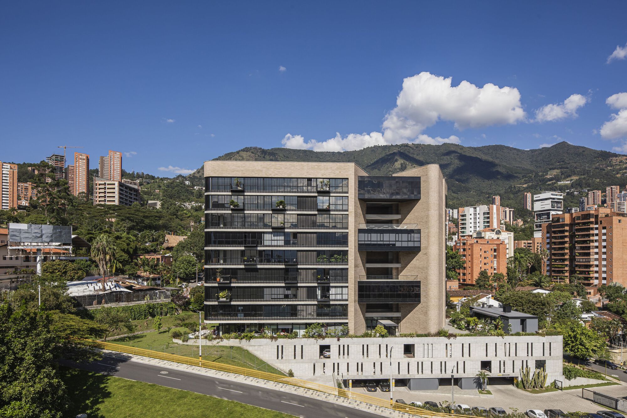 Galeria de Edifício C13 / Obranegra Arquitectos - 8
