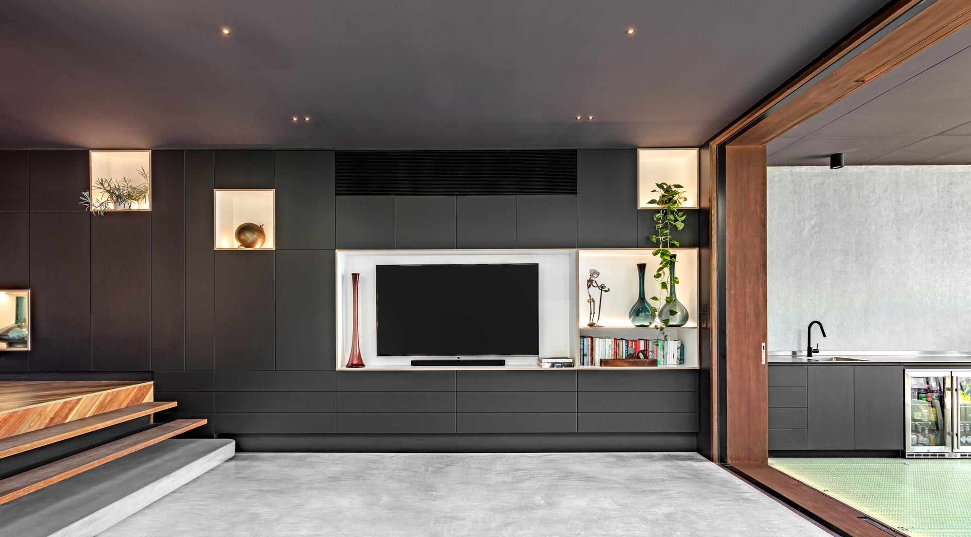 Galeria de Casa ZZ Top / CplusC Architects + Builders - 17