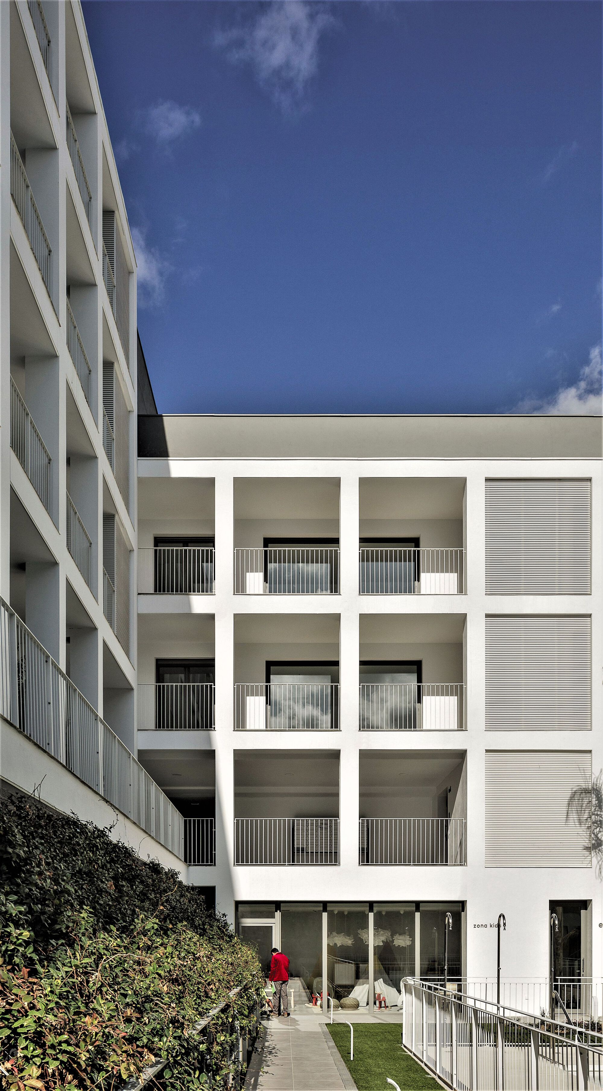 Gallery of 65 Homes in San Pedro de Alcantara / Luis Machuca ...