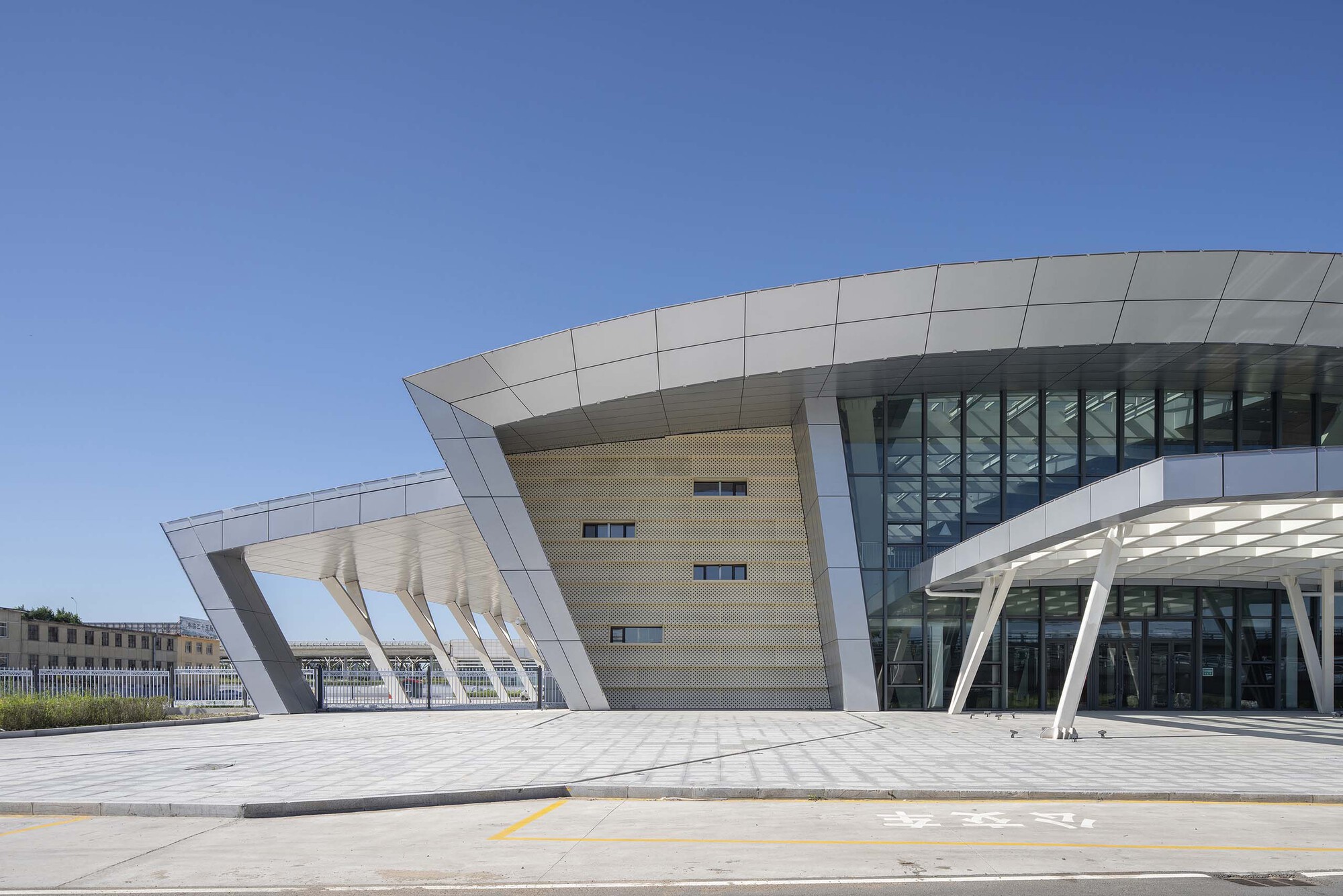Gallery of Daqing West Integrated Highway Passenger Station / Had ...