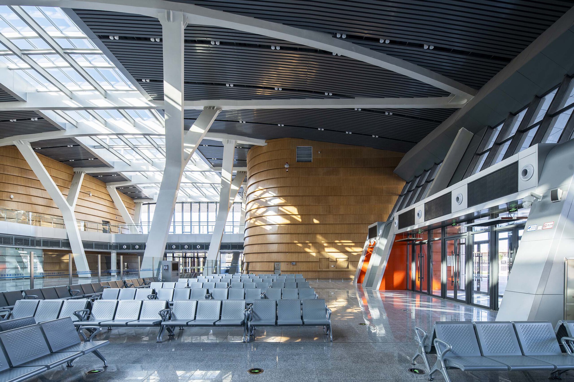 Gallery of Daqing West Integrated Highway Passenger Station / Had ...