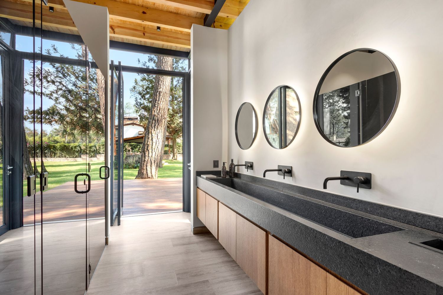 Gallery of Mexican Interiors: Bathrooms Integrating Matt Black Fittings ...