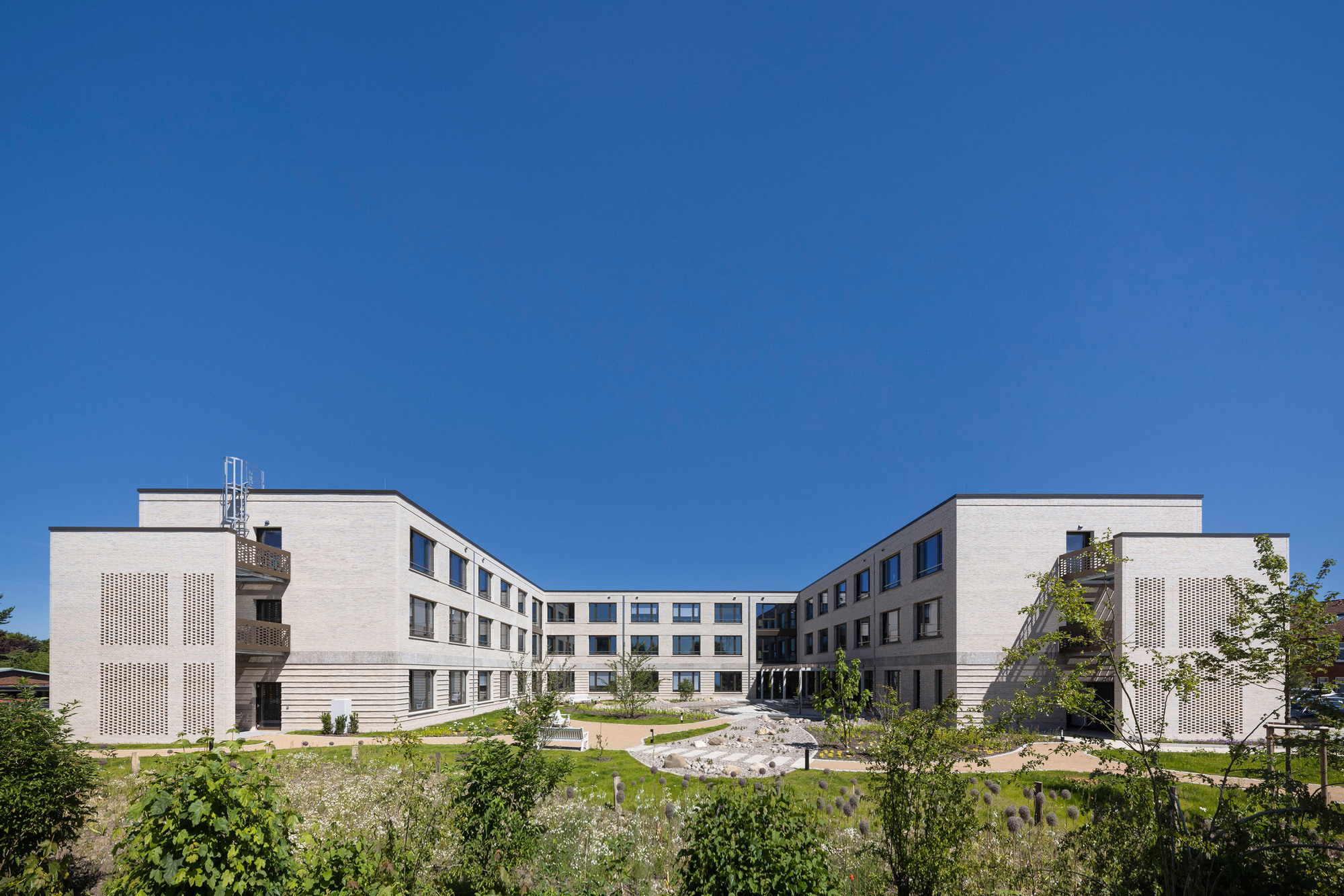 Gallery of Office Building District Administration / Tchoban Voss ...