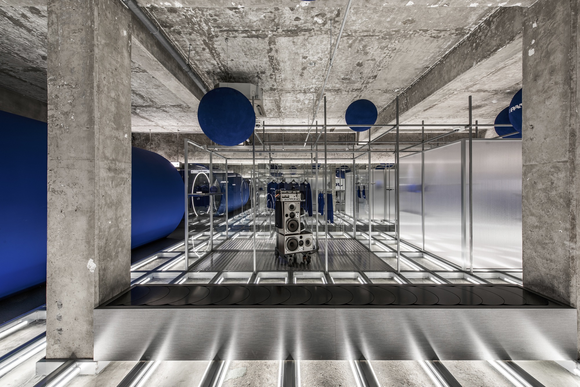 Gallery of PAN AM Flagship Store / NiiiZ Design Lab - 8